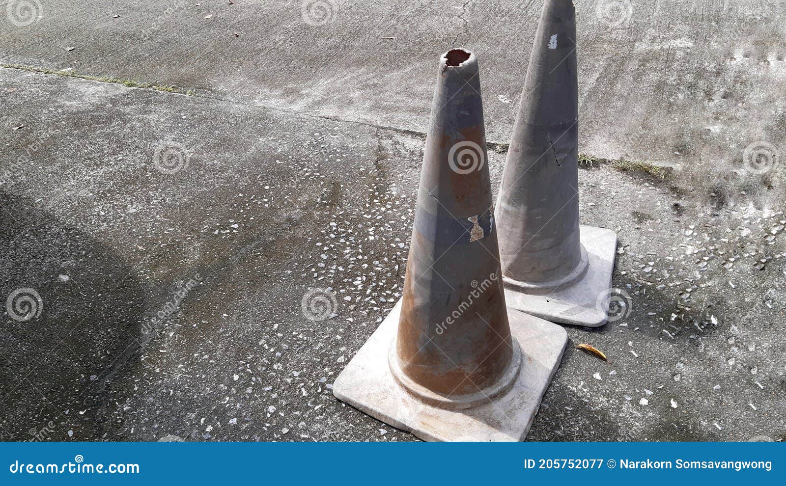 Cone Tradicional Com Fundo Concreto. Imagem de Stock - Imagem de ...