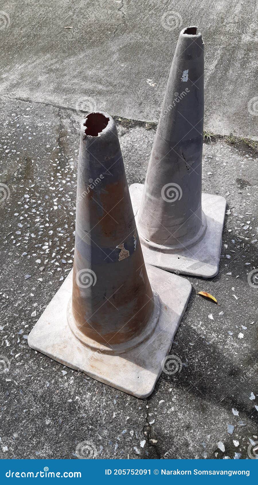 Cone Tradicional Com Fundo Concreto. Imagem de Stock - Imagem de limite ...