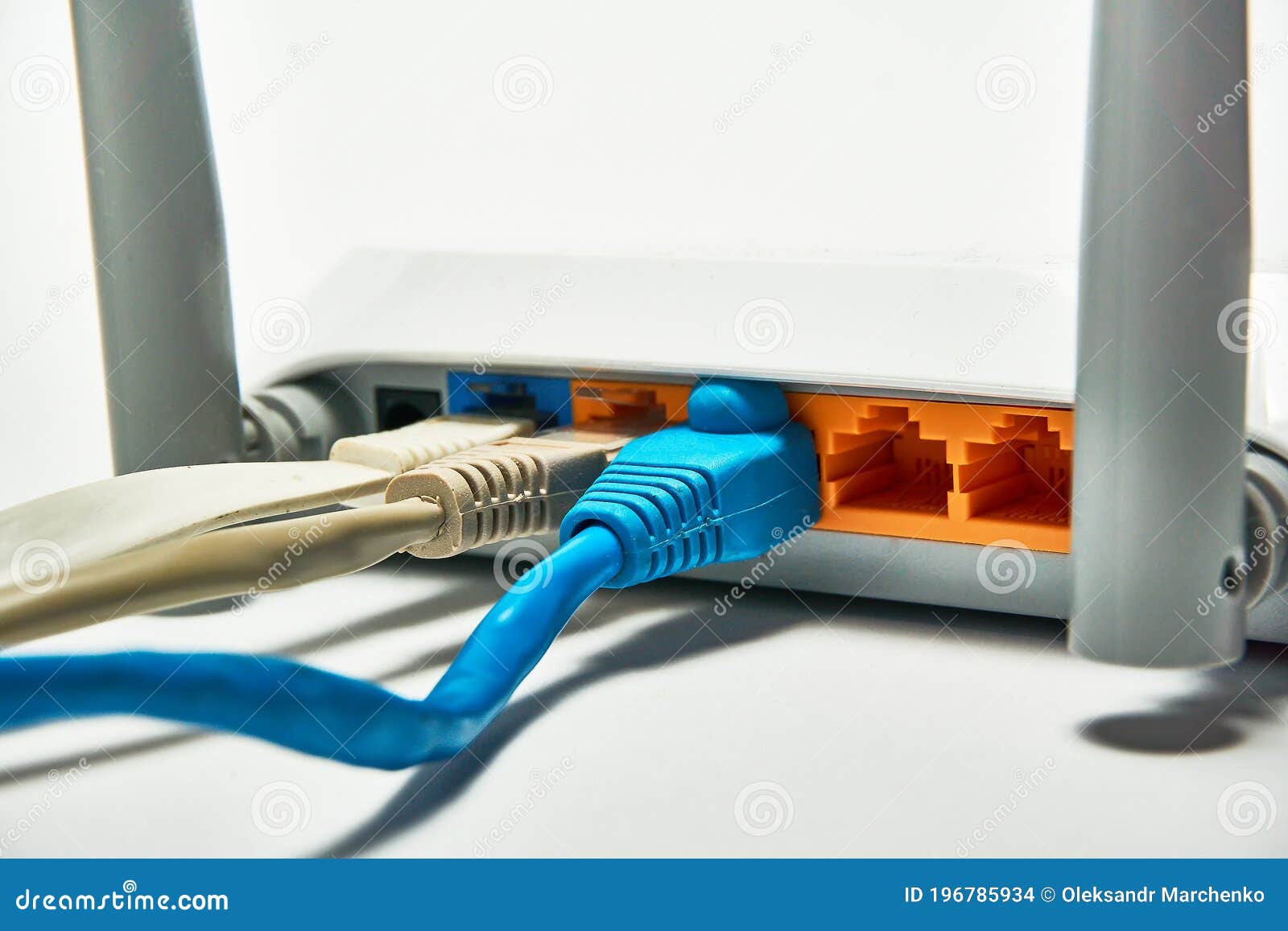 Conectando a Um Roteador, Cabos De Rede Conectados a Um Roteador Foto ...