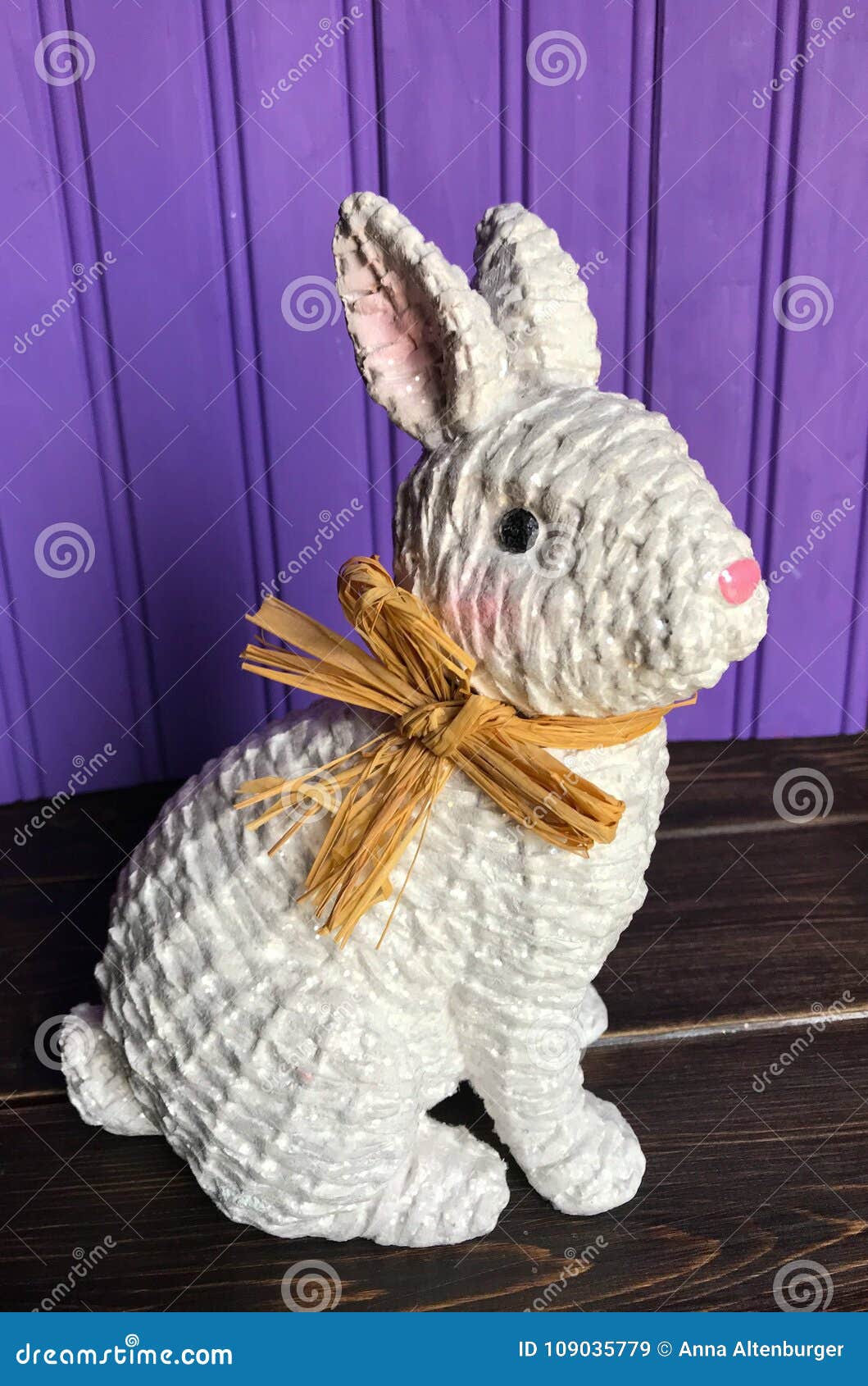 Conejo De Conejito Blanco Con Una Corbata De Lazo De La Paja Imagen de ...