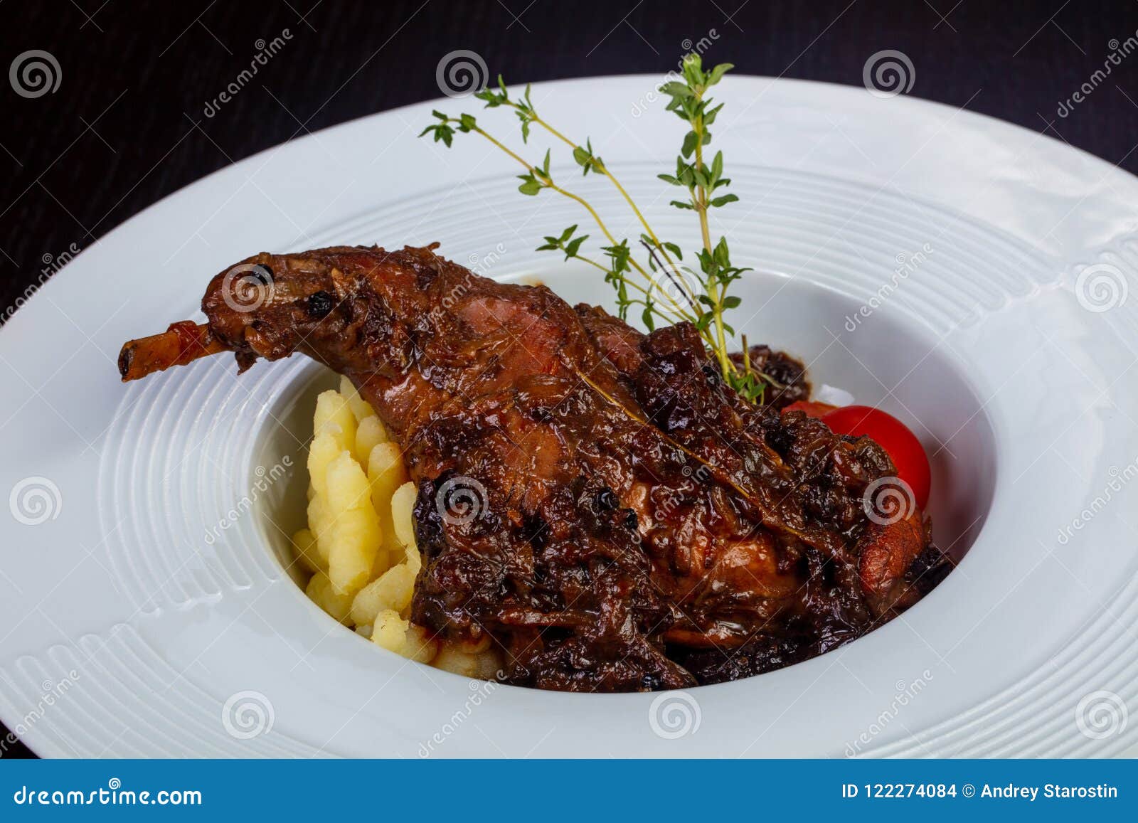 Conejo frito delicioso foto de archivo. Imagen de carne - 122274084