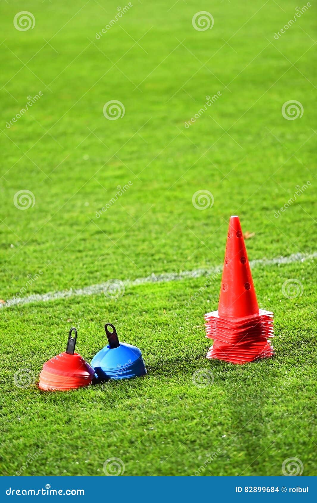Cones Do Treinamento Do Futebol Foto de Stock - Imagem de cores, verde ...