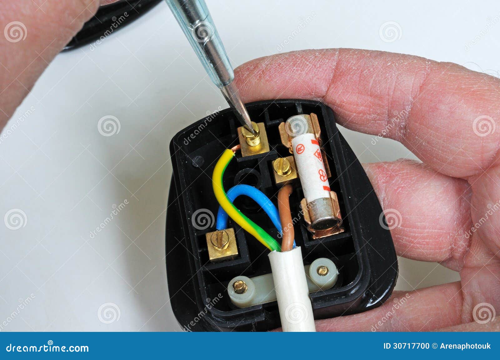 Conexión De Un Enchufe Inglés. Foto de archivo - Imagen de potencia ...