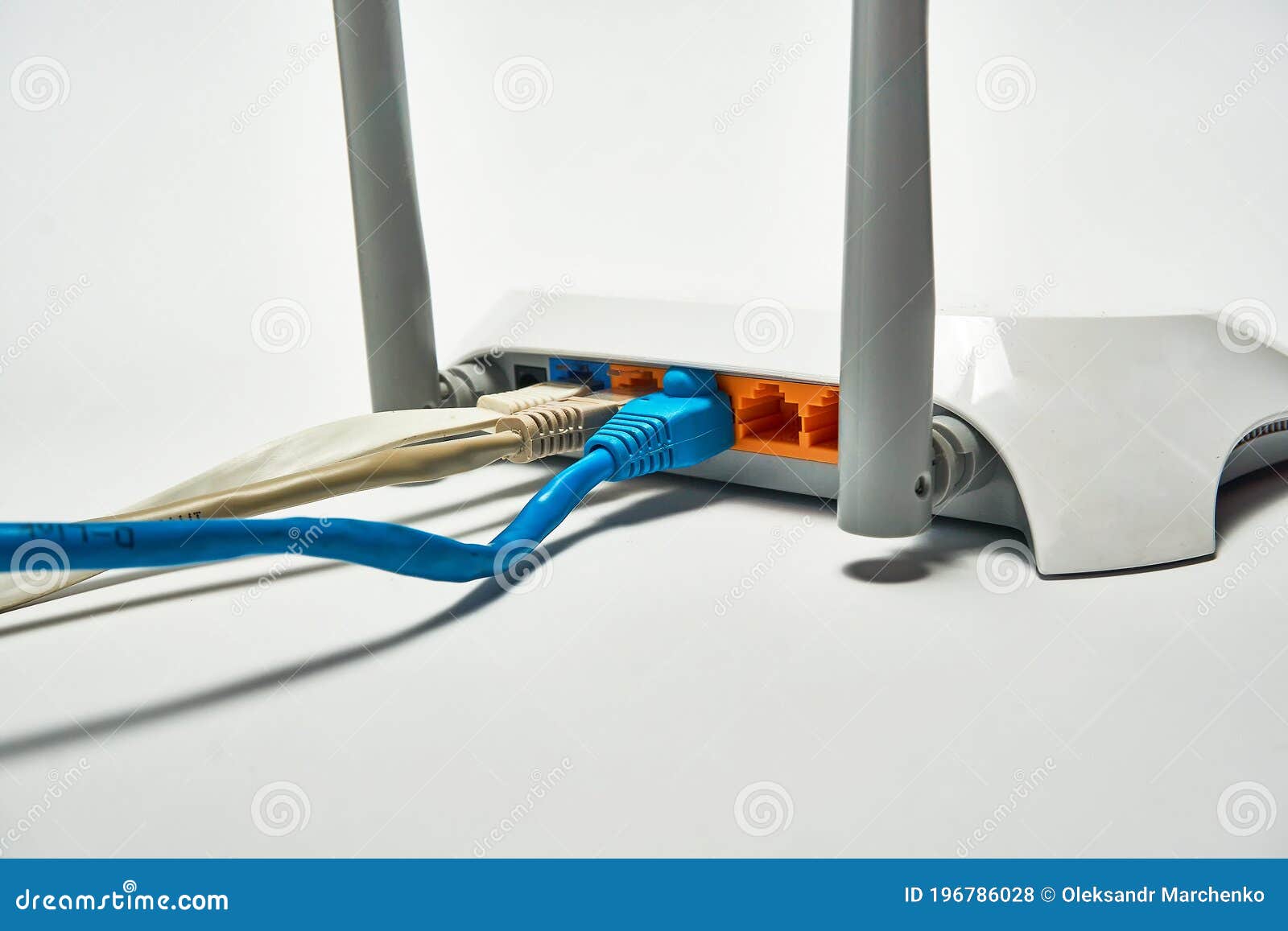 Conexión a Un Router, Cables De Red Conectados a Un Router Foto de ...