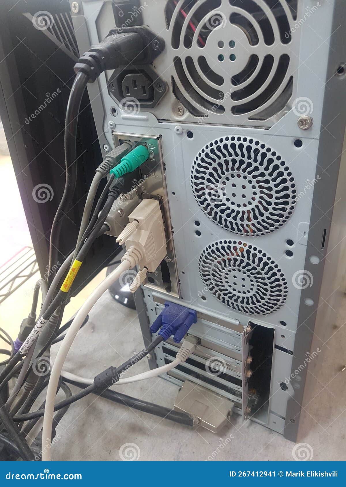 Conexiones De Computadora Con Cables Serie Imagen de archivo - Imagen ...