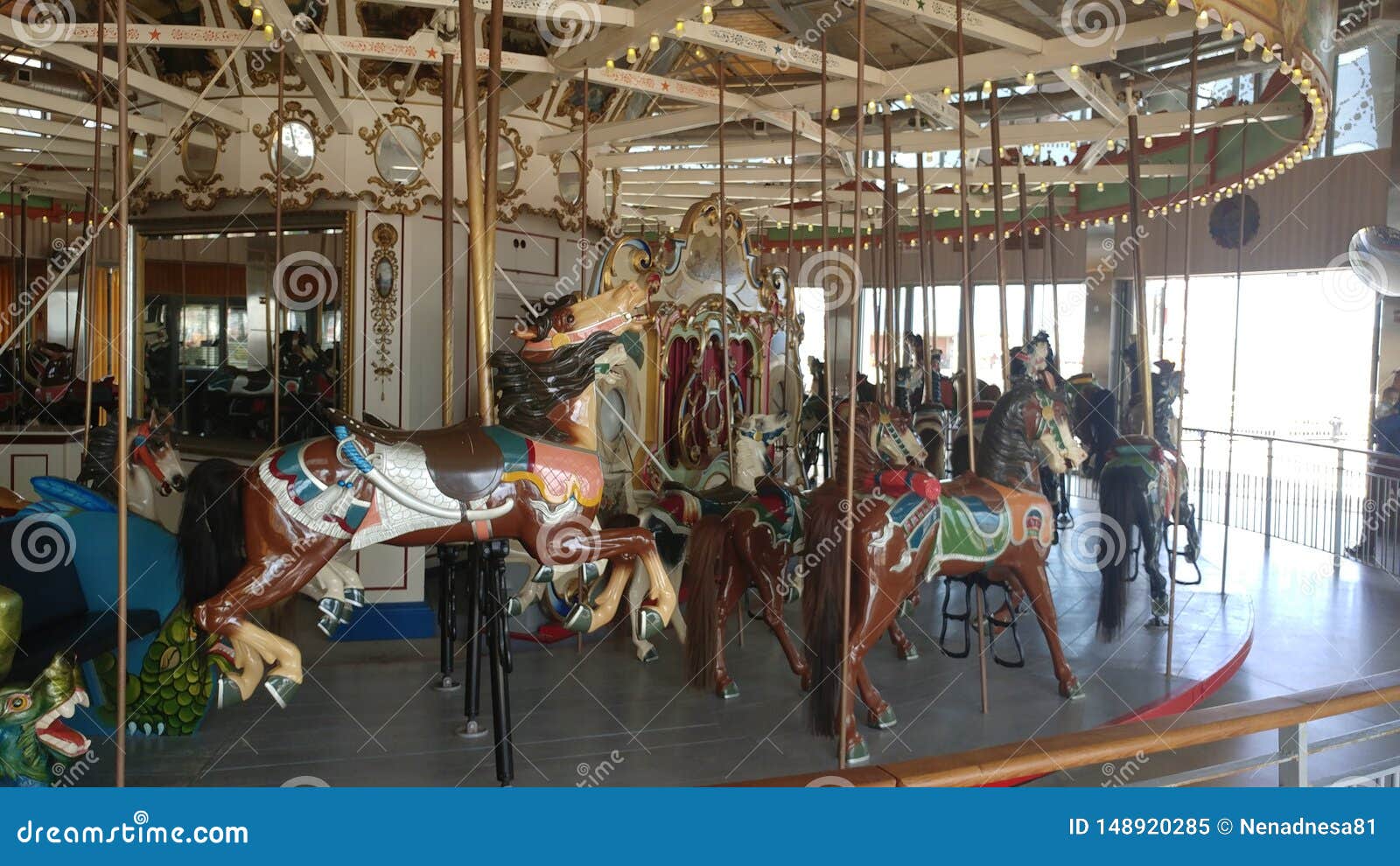 Coney Island Carousel imagen editorial. Imagen de carnaval - 148920285