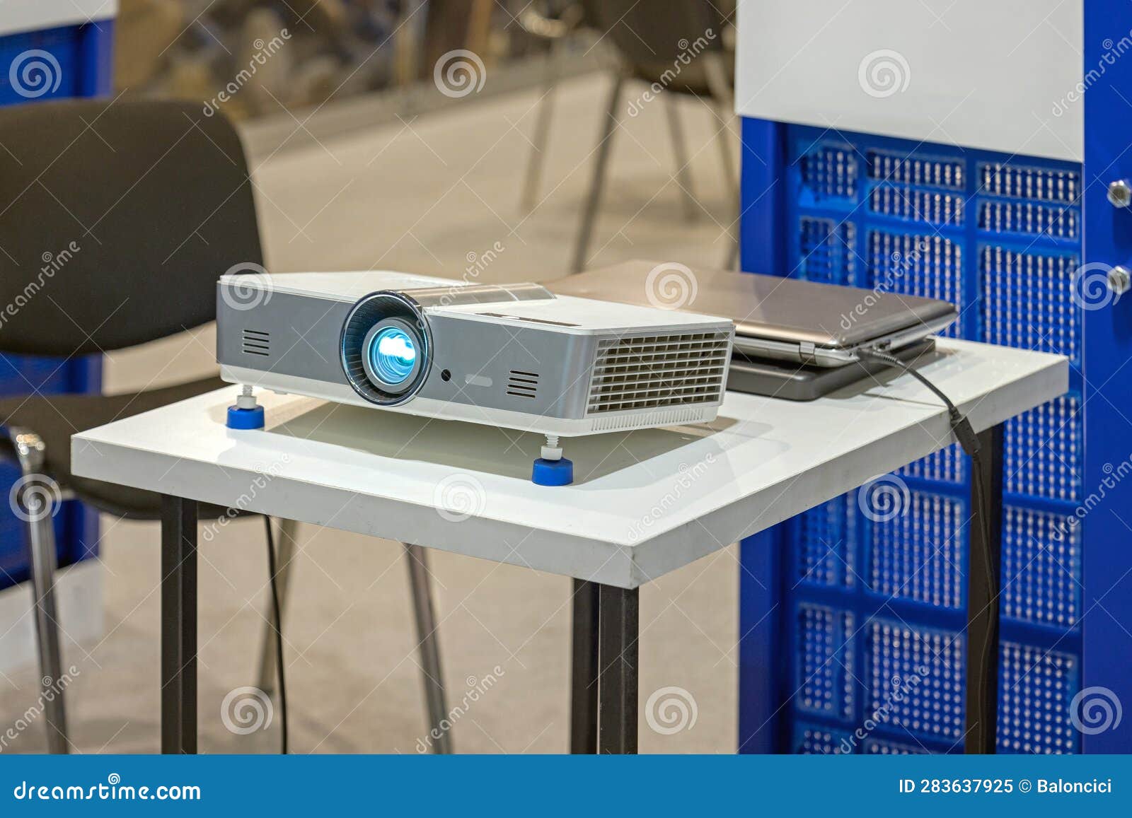 Conference Room Projector editorial image. Image of lamp - 283637925