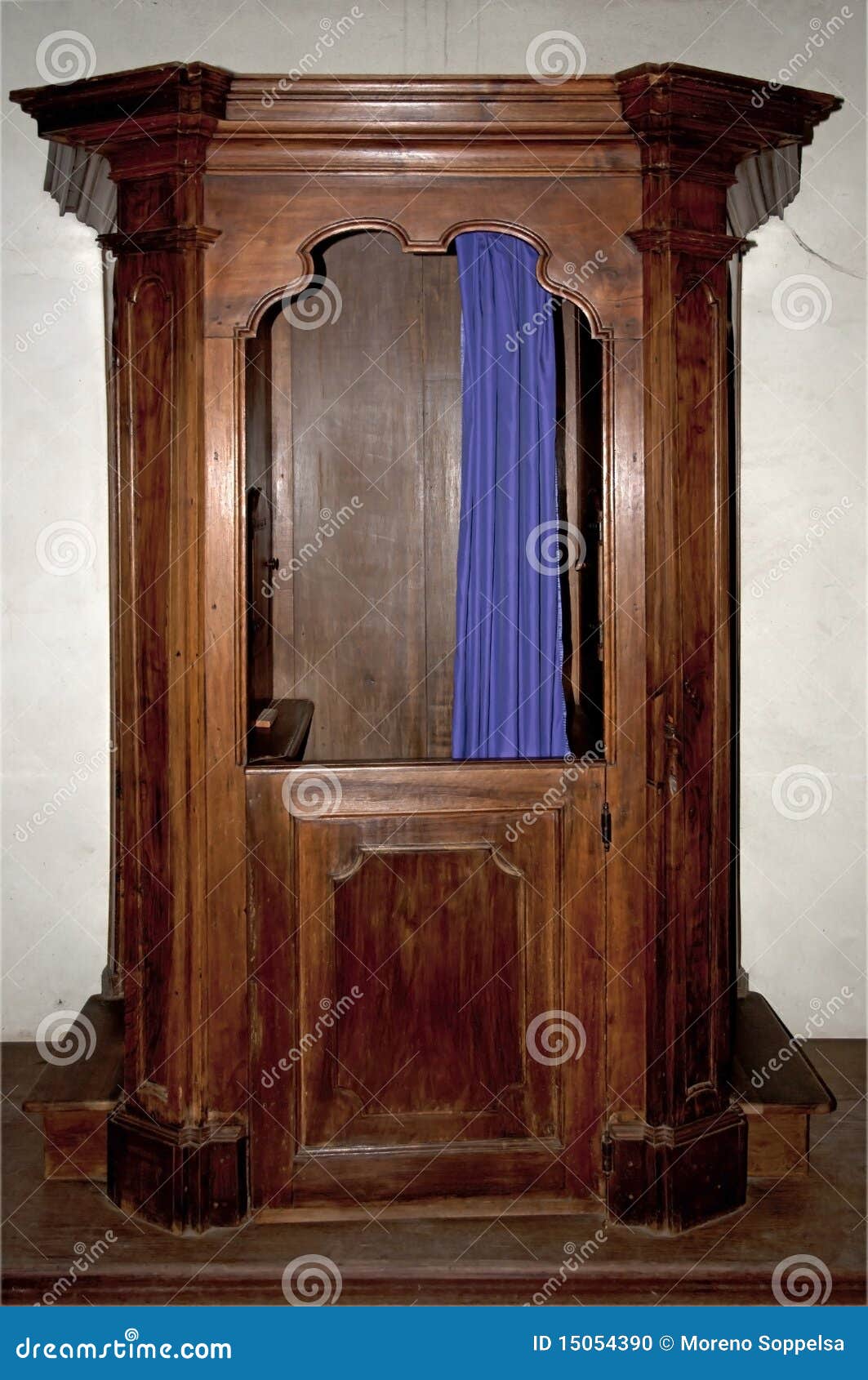 Confessionário De Madeira Velho Foto de Stock - Imagem de incluido ...