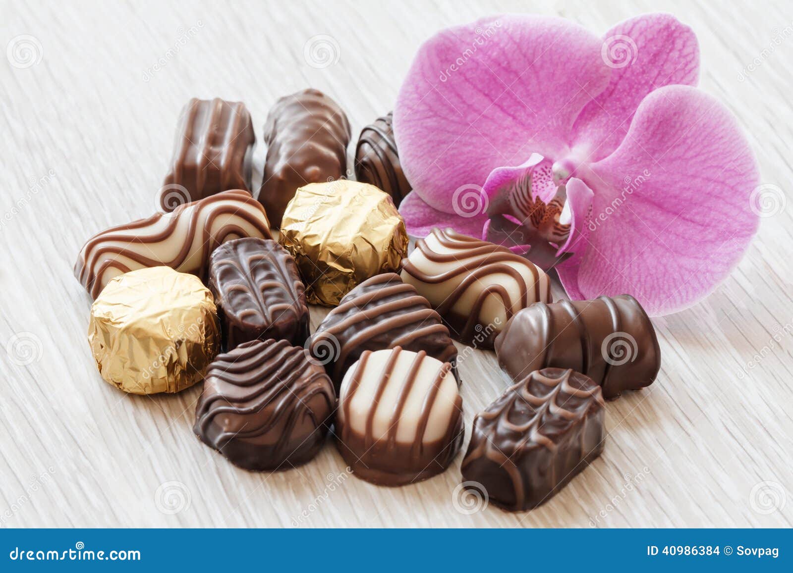 Confiserie de chocolat photo stock. Image du penchant - 40986384