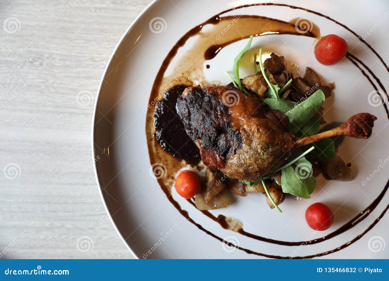 Confit Del Pato, Comida Francesa De La Pierna Del Pato Asado Foto de ...