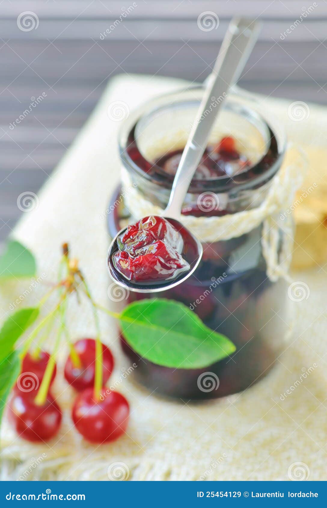 Confiture de cerise image stock. Image du lame, choc - 25454129