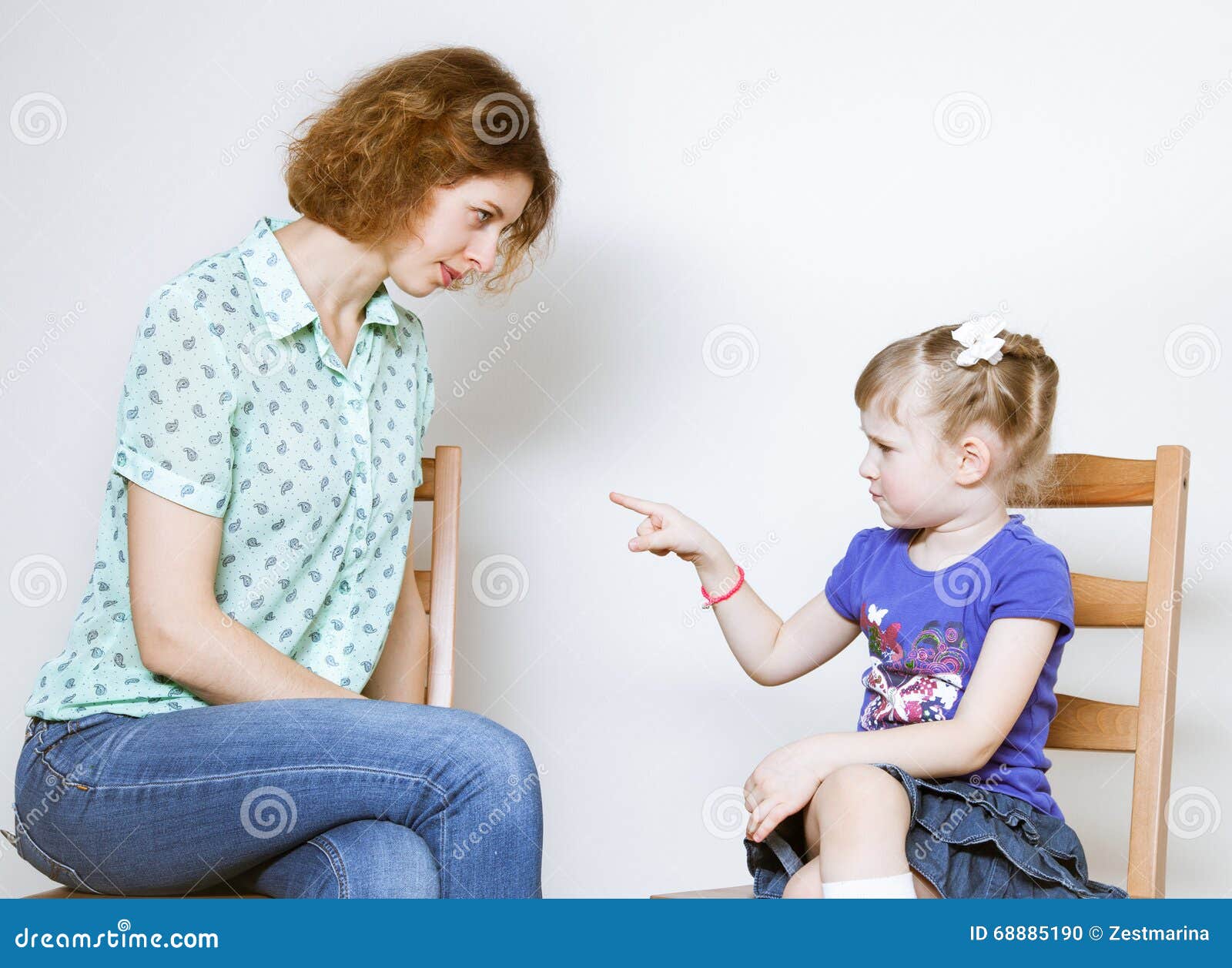 Conflict Tussen Jonge Moeder En Haar Weinig Dochter Stock Foto - Image ... Conflict Tussen Jonge Moeder En Haar Weinig Dochter Stock Foto - Image ...