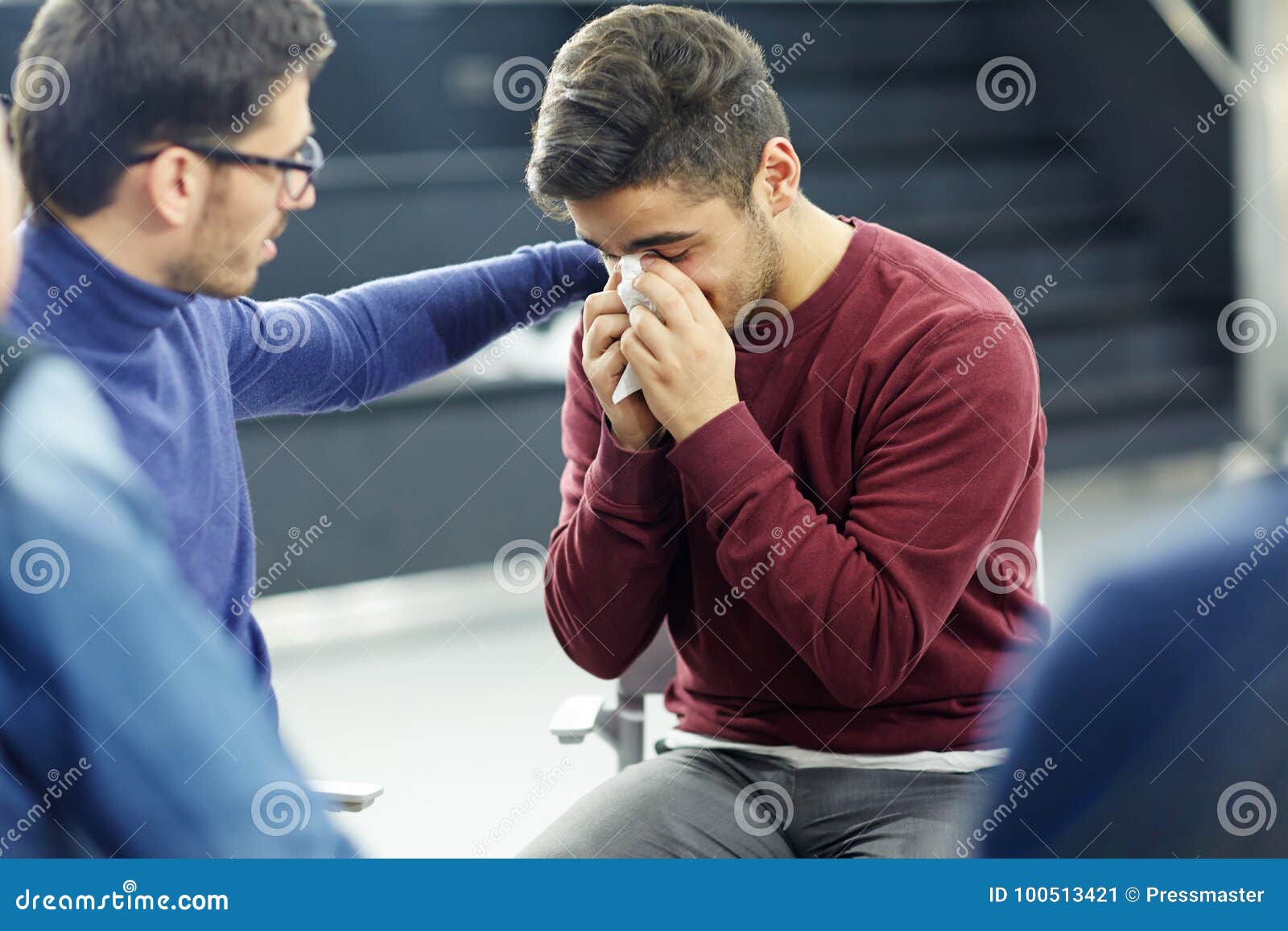 Confortar al amigo imagen de archivo. Imagen de gente - 100513421