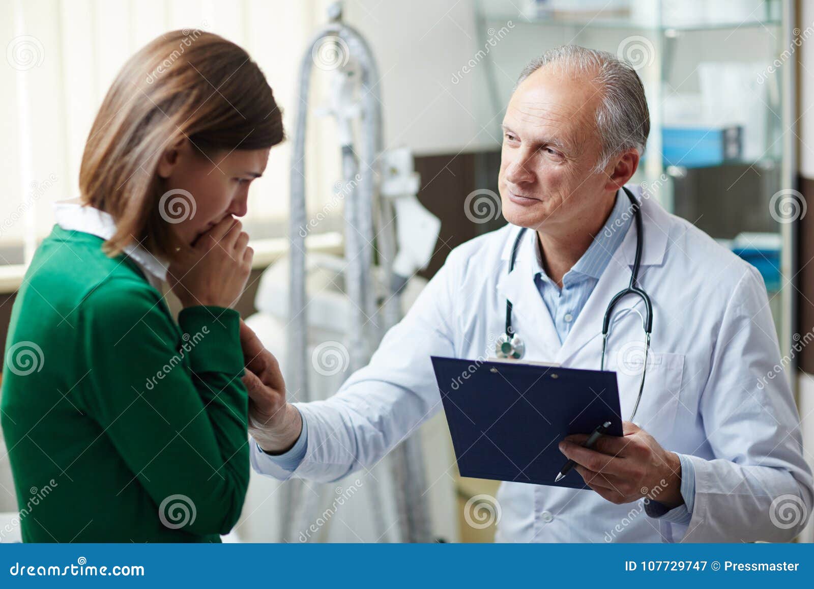 Confortar al paciente imagen de archivo. Imagen de hombres - 107729747