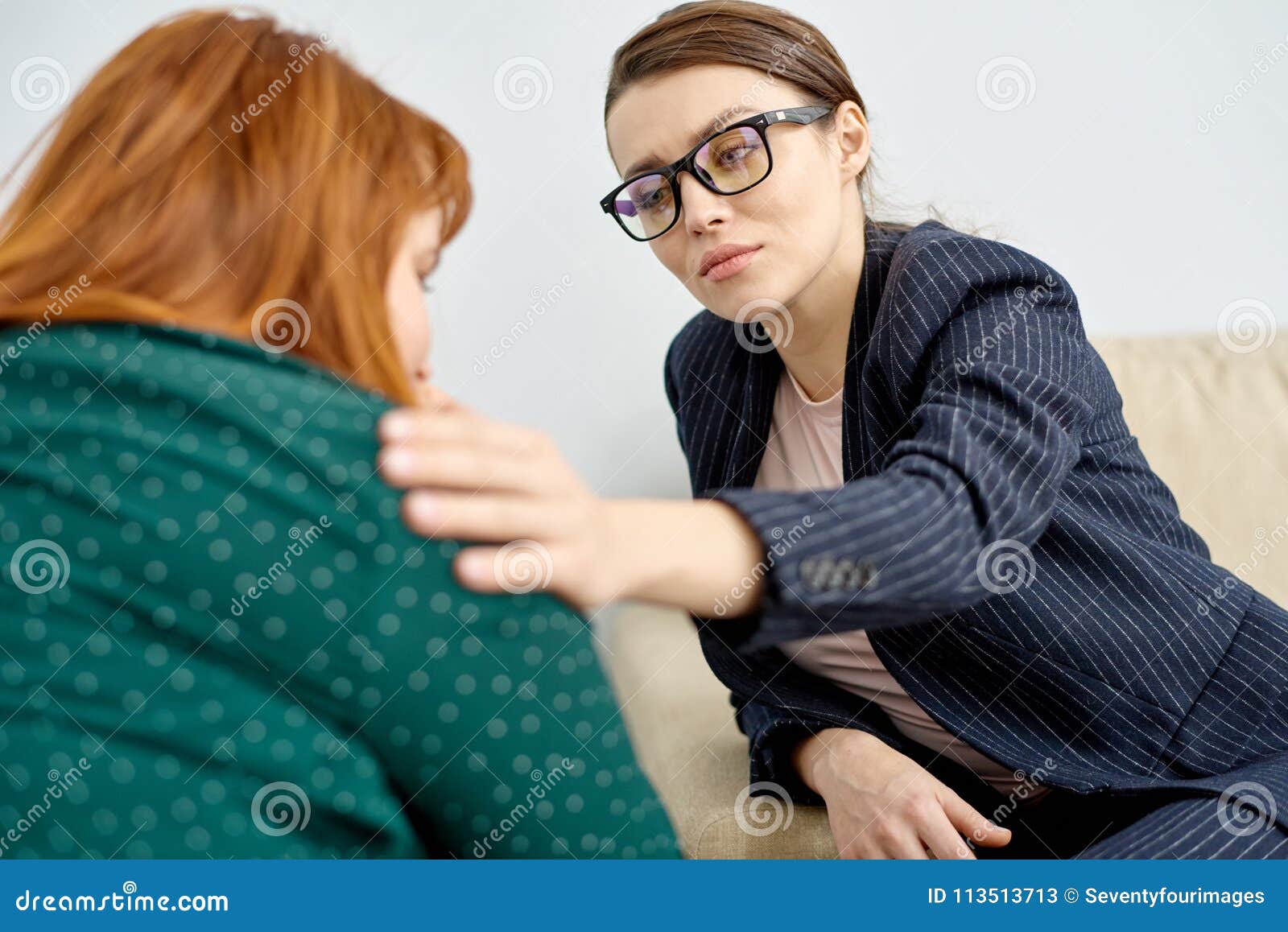 Confortar Al Paciente Gritador Imagen de archivo - Imagen de medicina ...