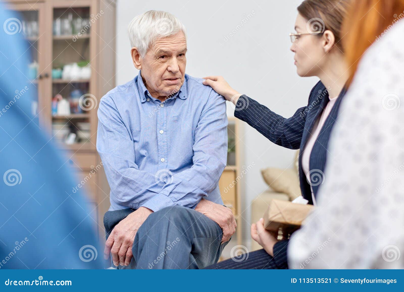 Confortar Al Paciente Mayor Imagen de archivo - Imagen de junto ...