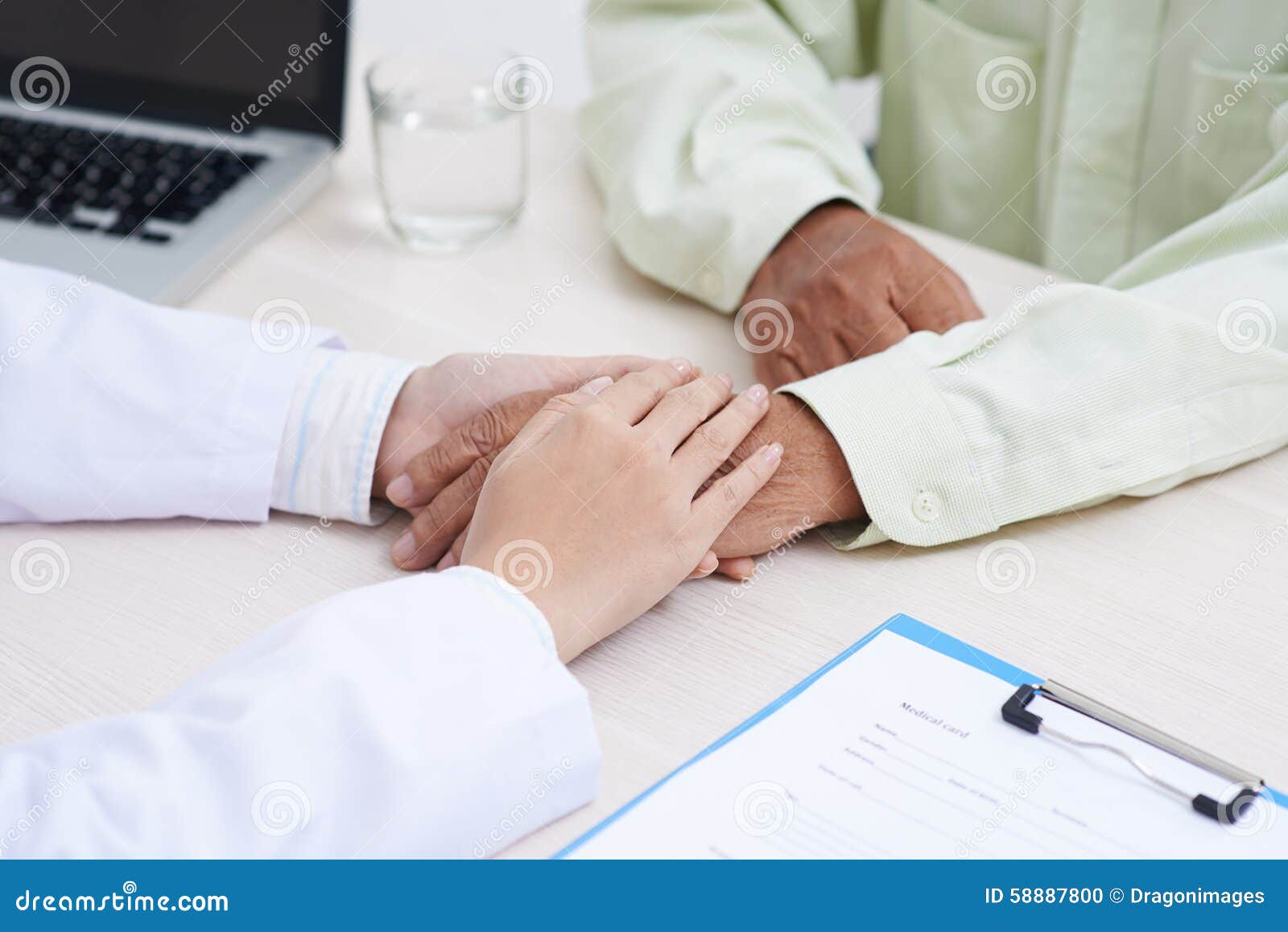 Confortar Al Paciente Mayor Foto de archivo - Imagen de paciente ...