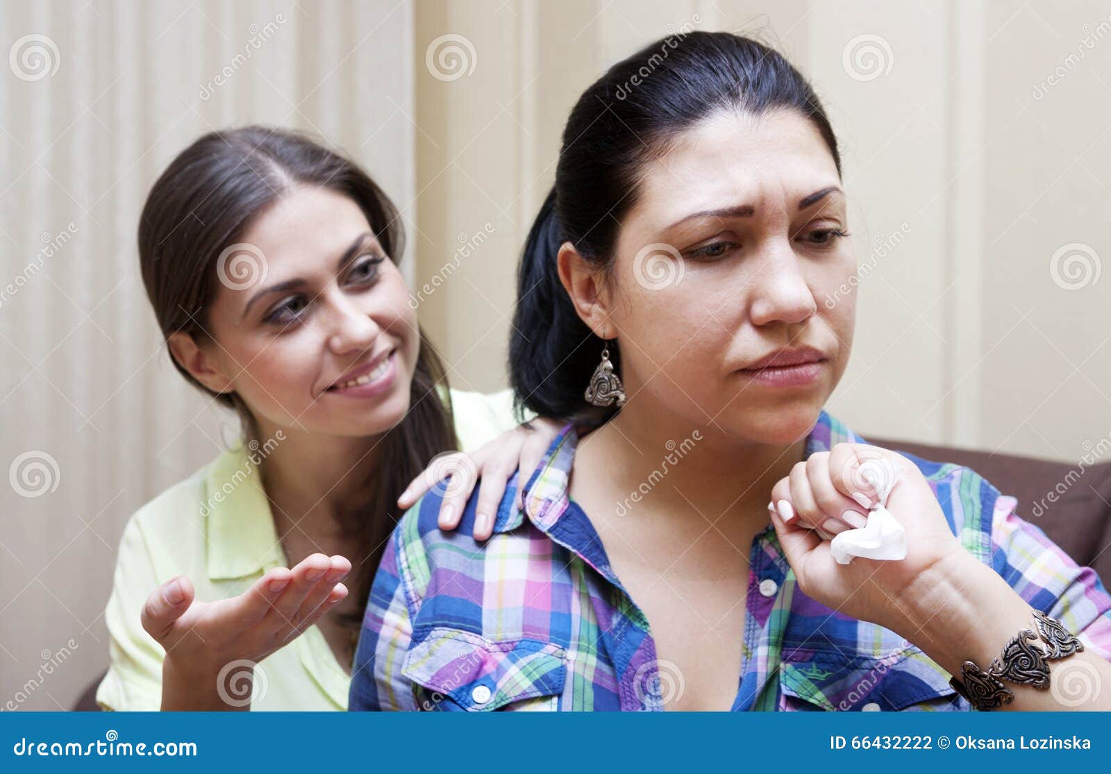 Confortar a su amigo foto de archivo. Imagen de younger - 66432222