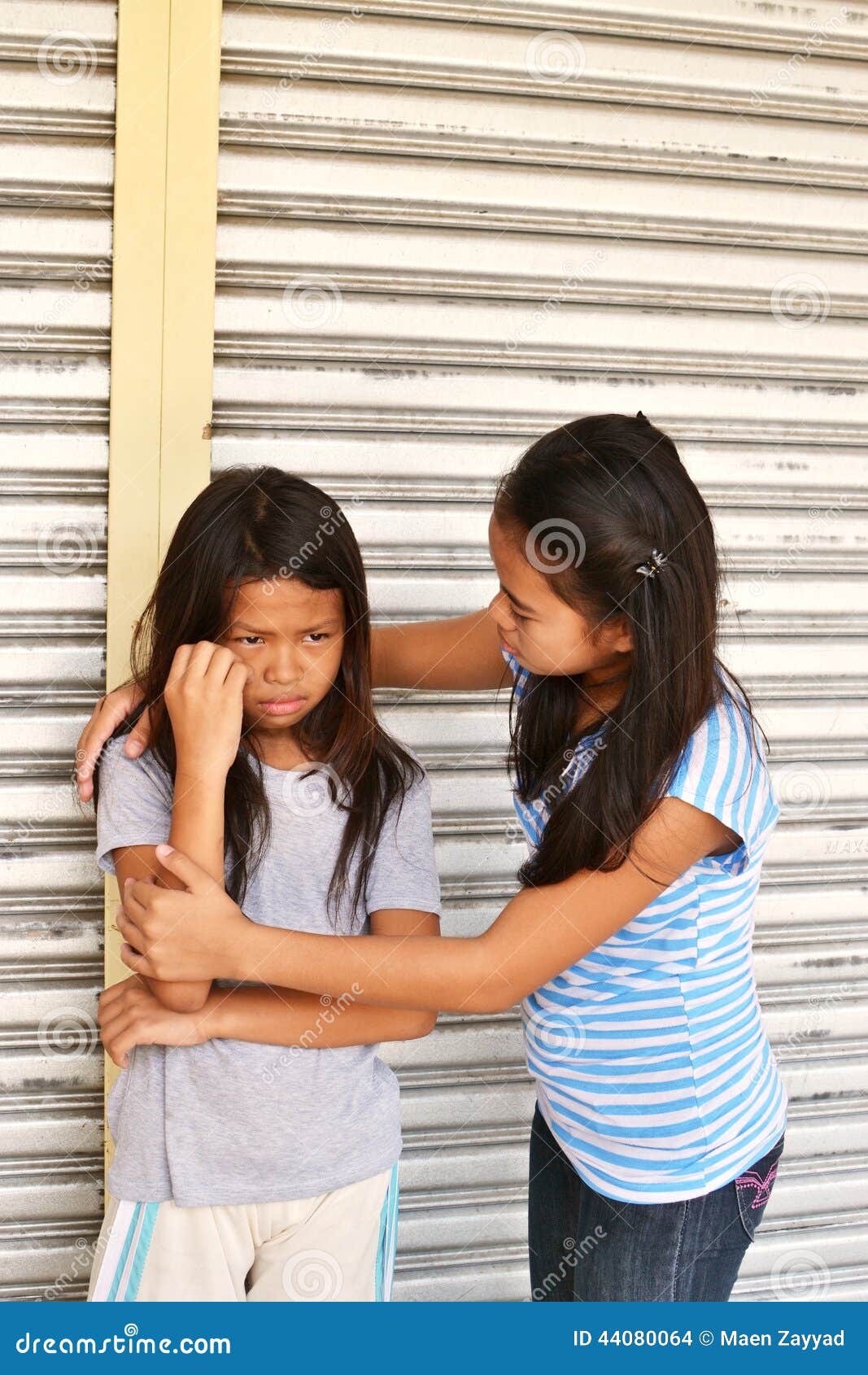 Confortar a Una Muchacha Pobre Foto de archivo - Imagen de vida, calle ...