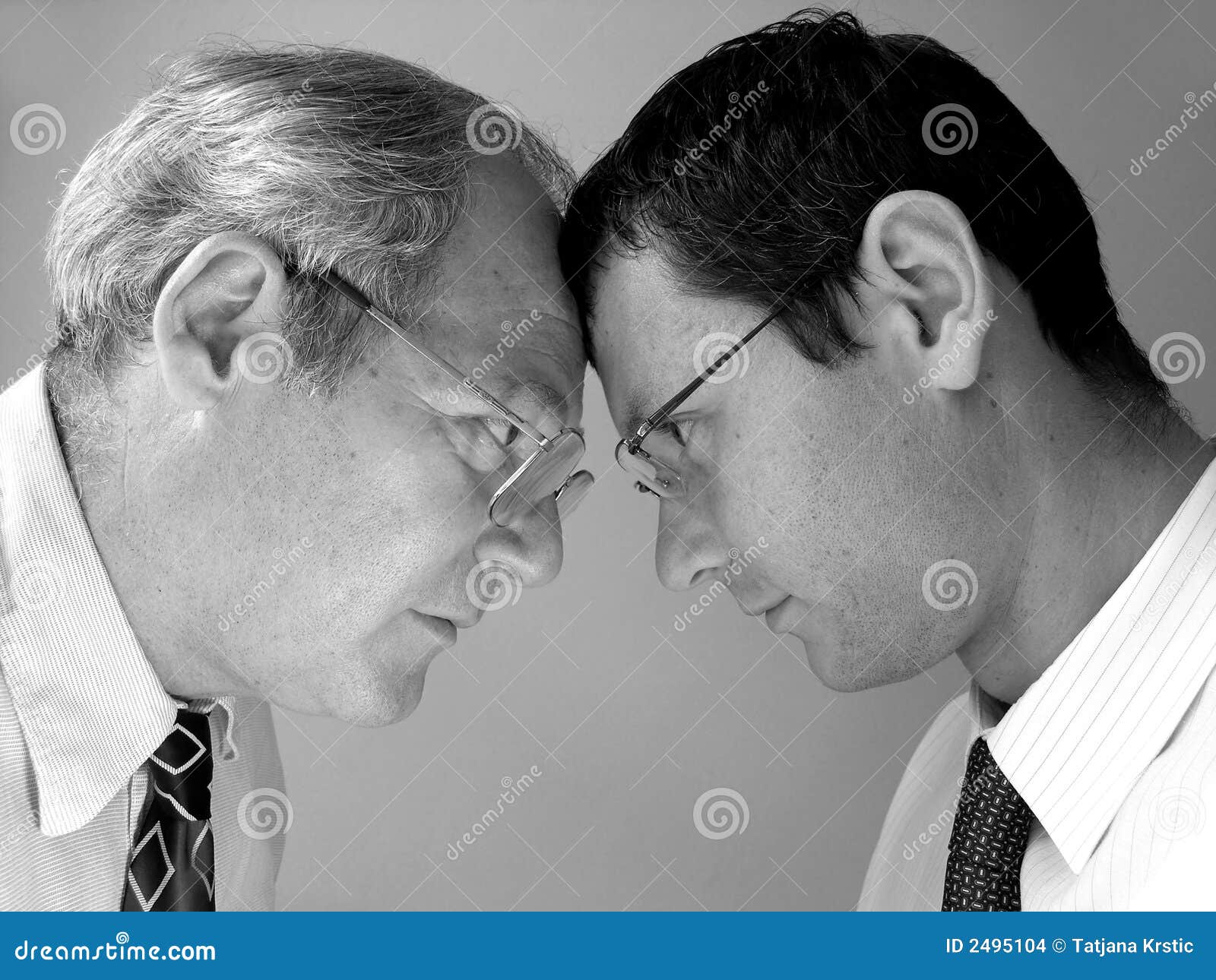 Confrontación foto de archivo. Imagen de contrario, conflicto - 2495104