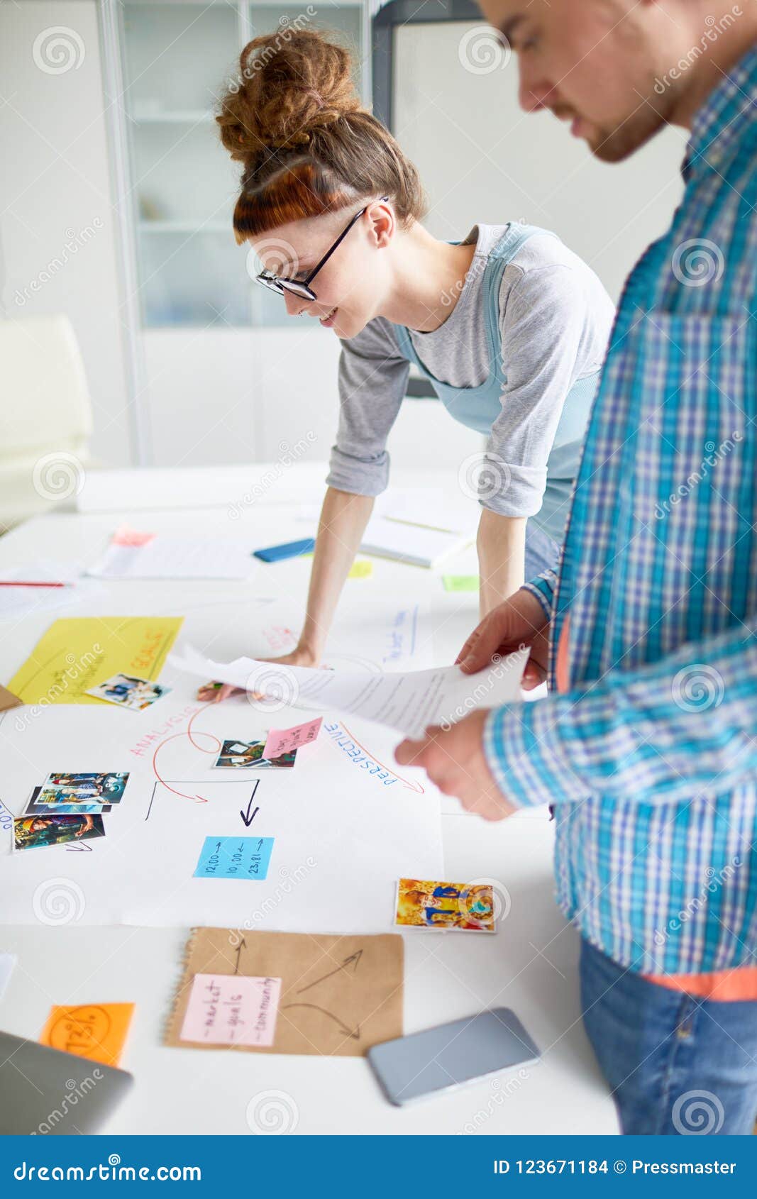 Confrontare Le Idee Degli Studenti Fotografia Stock - Immagine di ...