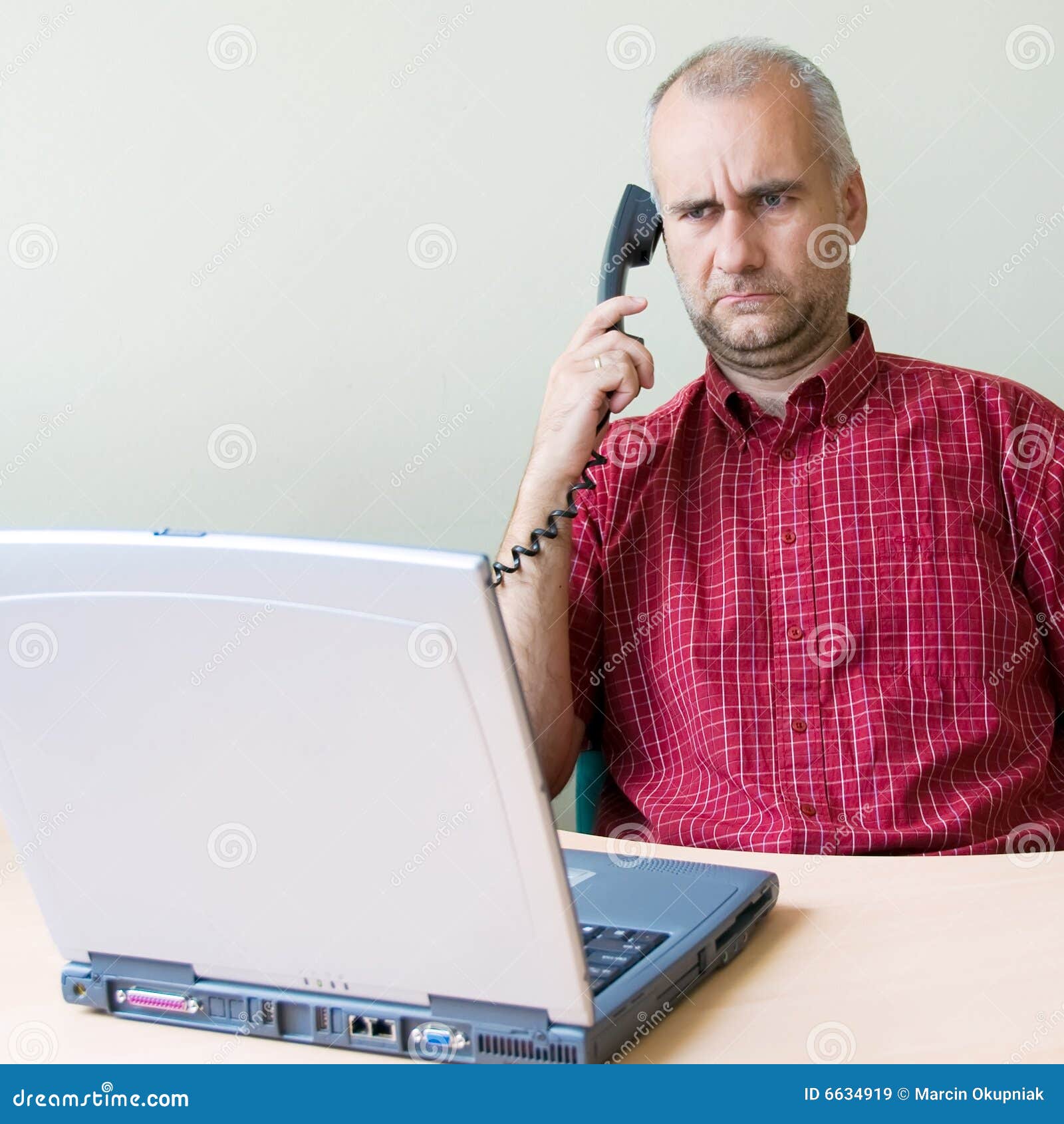 Confused office worker stock image. Image of desk, casual - 6634919