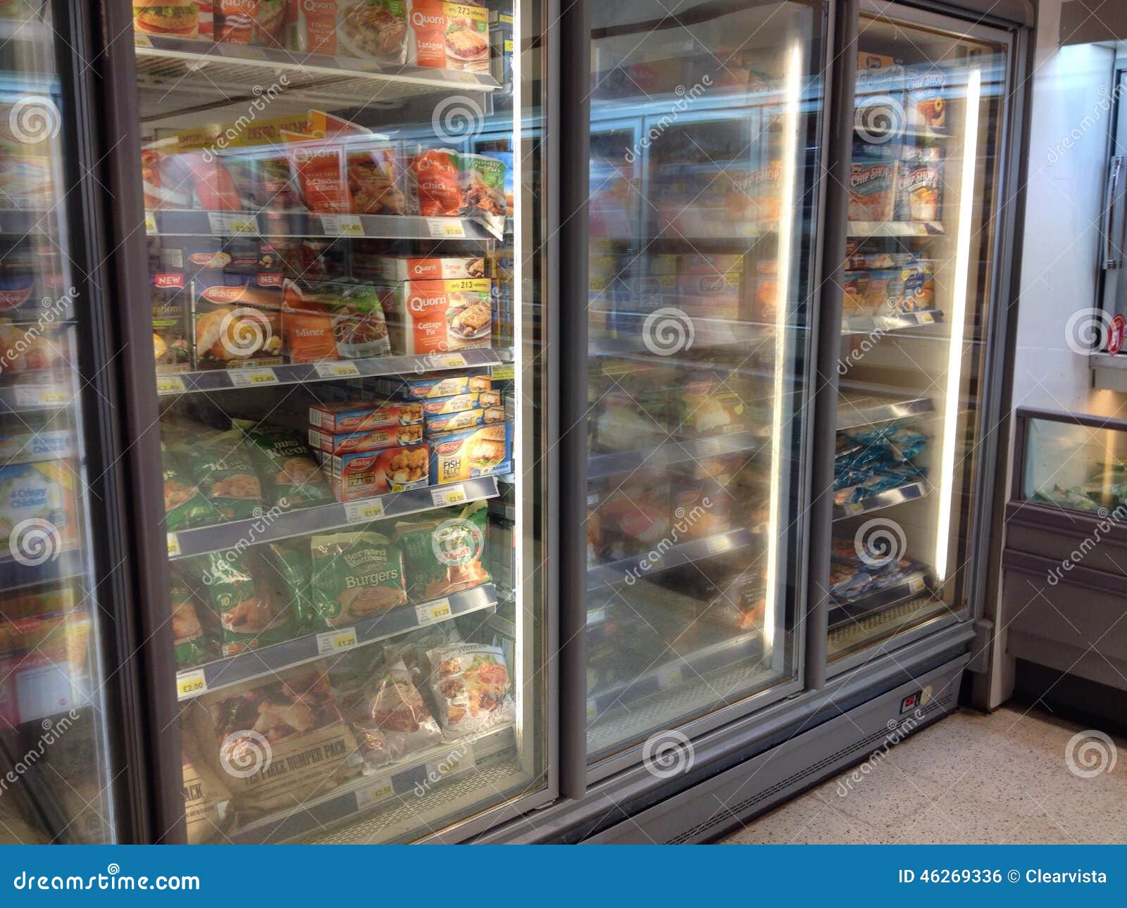 Congeladores Y Comida Congelada En Un Superstore Foto editorial ...