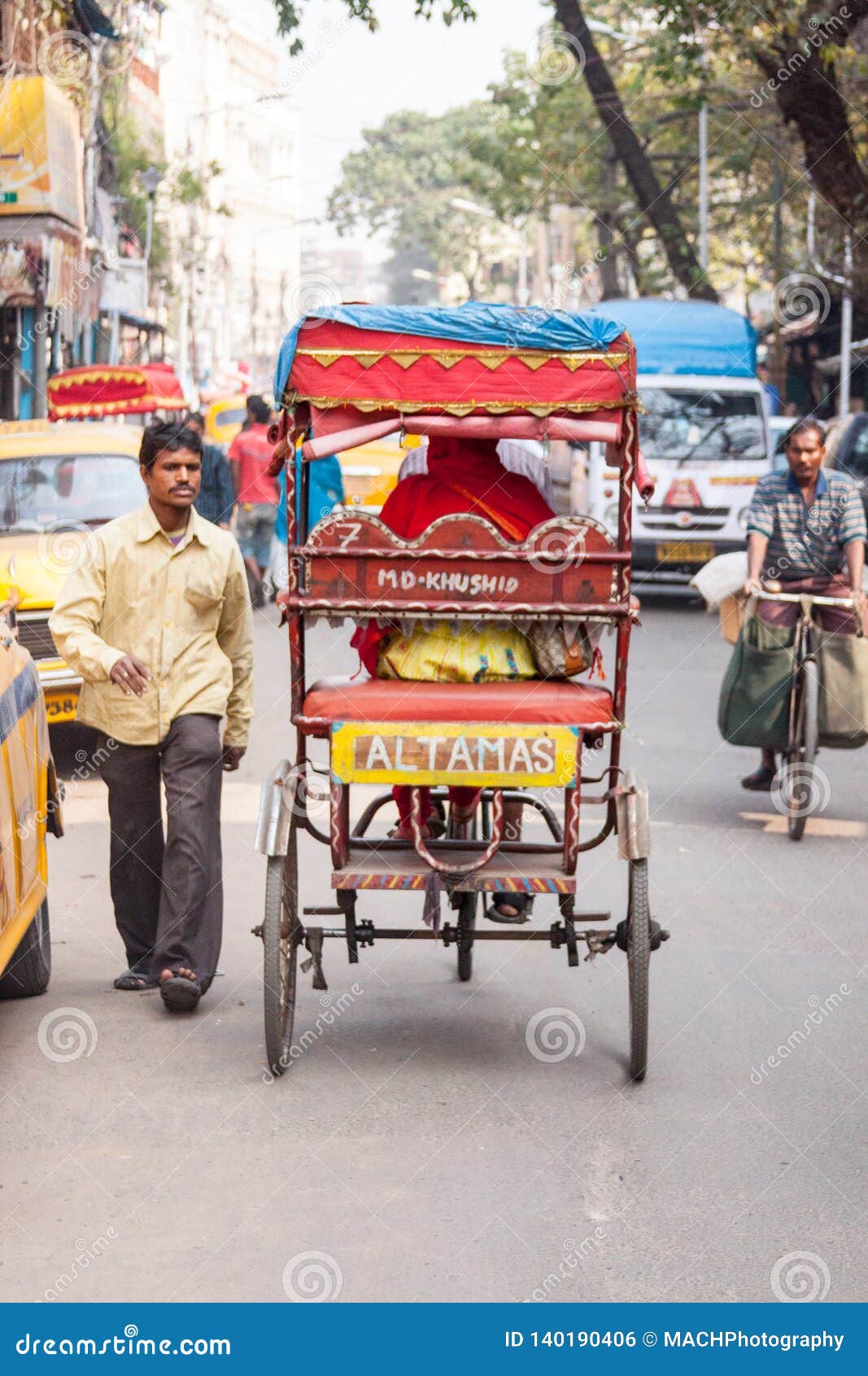 Congested Kolkata street editorial photo. Image of india - 140190406