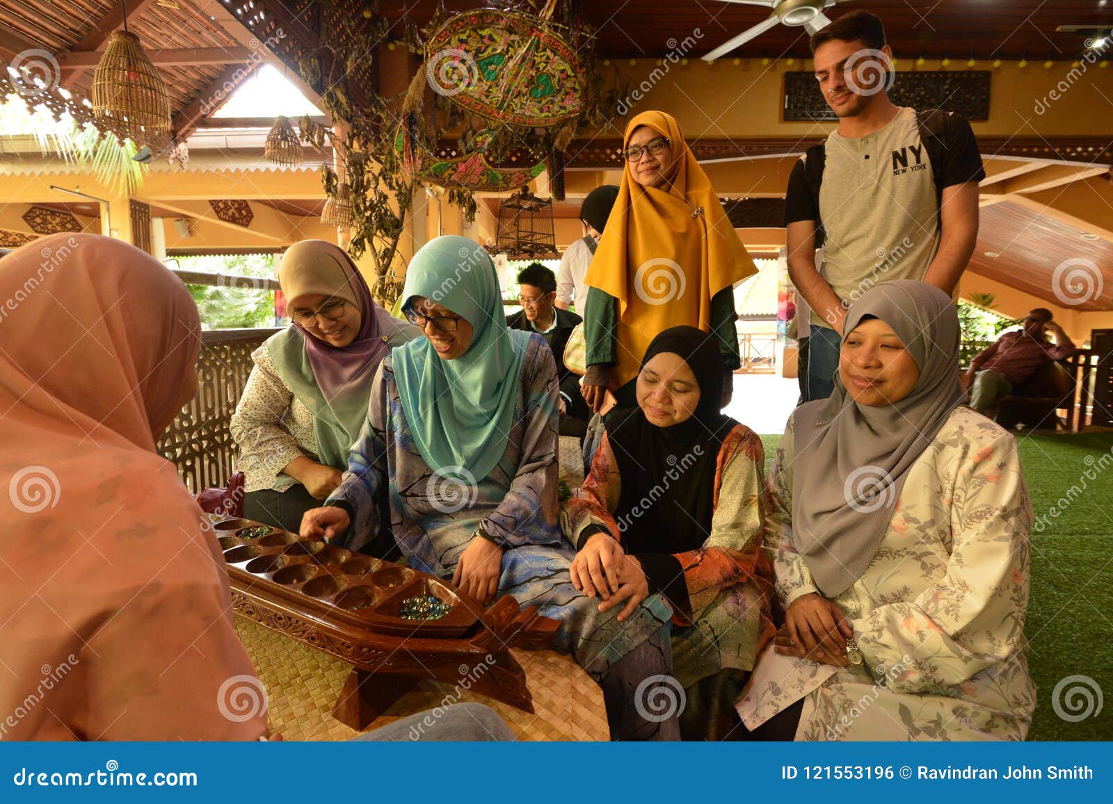 Congkak foto editorial. Imagem de jogado, malaio, indonésia - 121553196