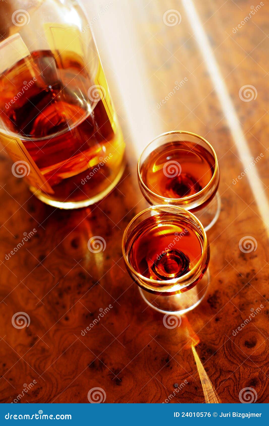 Conhaque E Dois Wine-glasses Foto de Stock - Imagem de conhaque ...