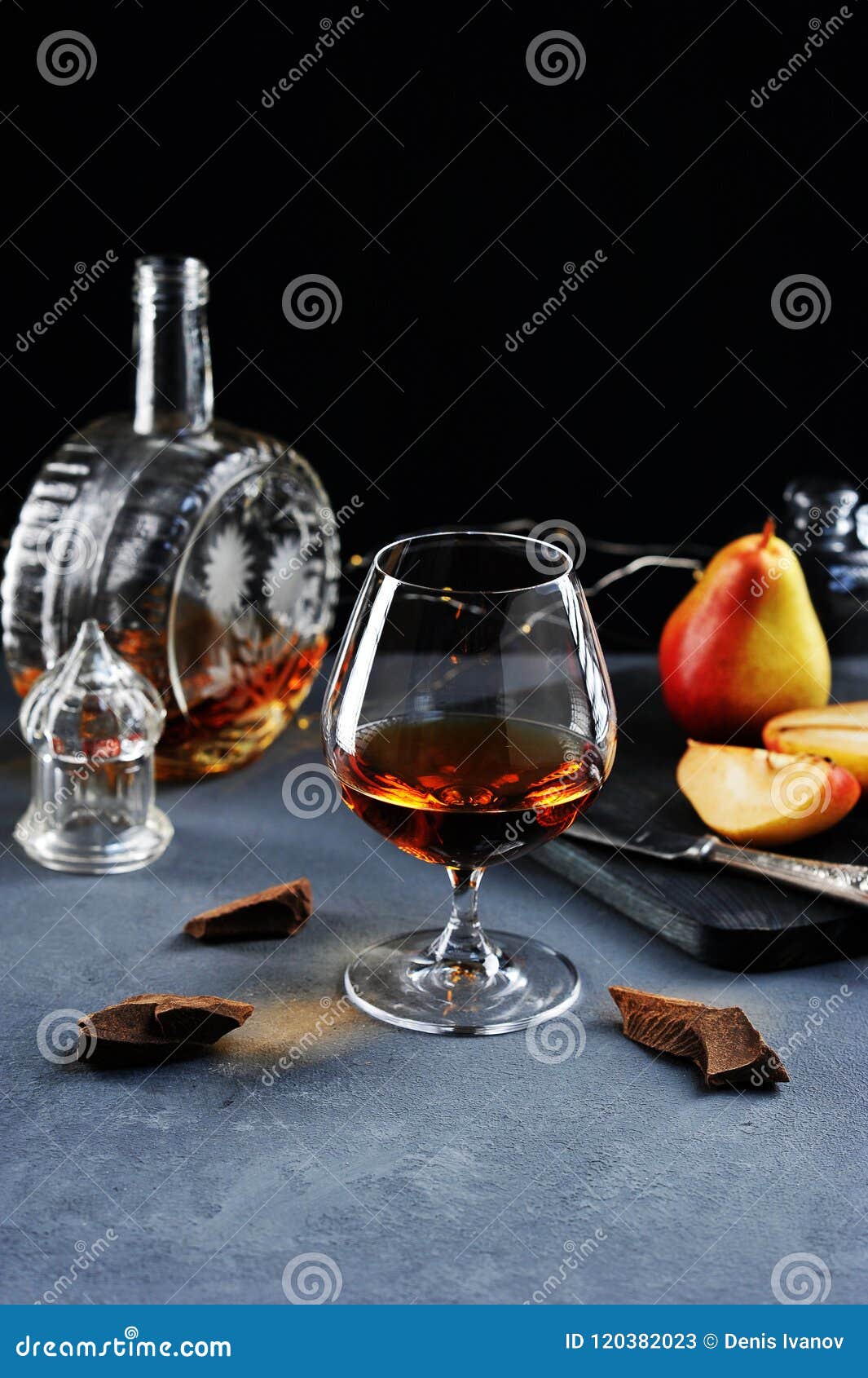 Conhaque Em Um Vidro Com Chocolate E Pera Imagem de Stock - Imagem de ...