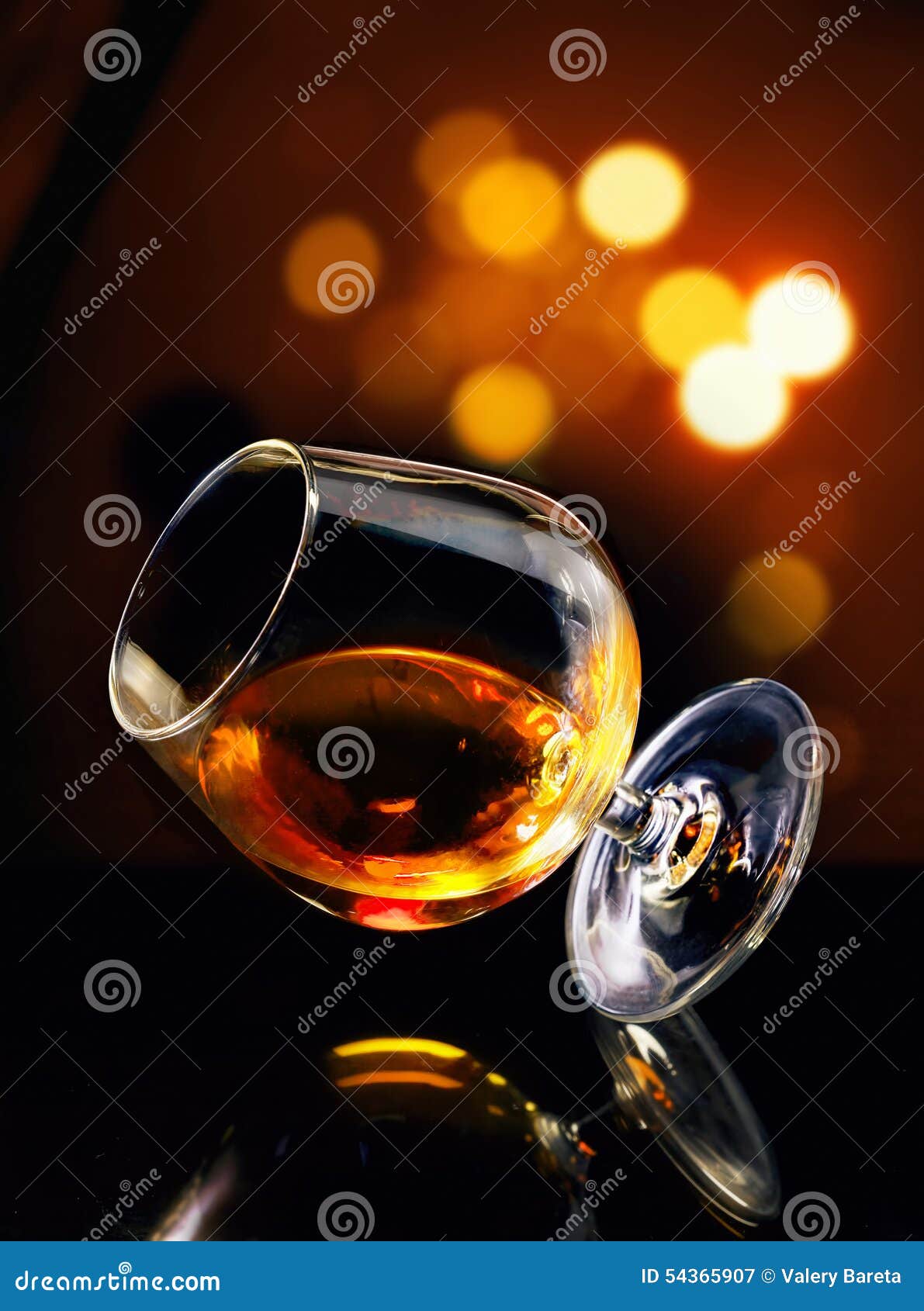 Conhaque No Vidro Inclinado Imagem de Stock - Imagem de atirador, barra ...