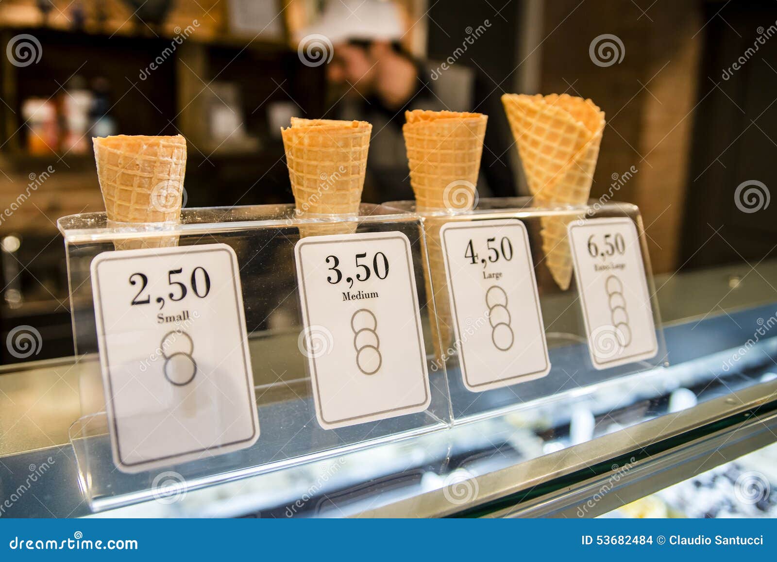 Coni Della Cialda Per Il Gelato Fotografia Stock - Immagine di fila ...