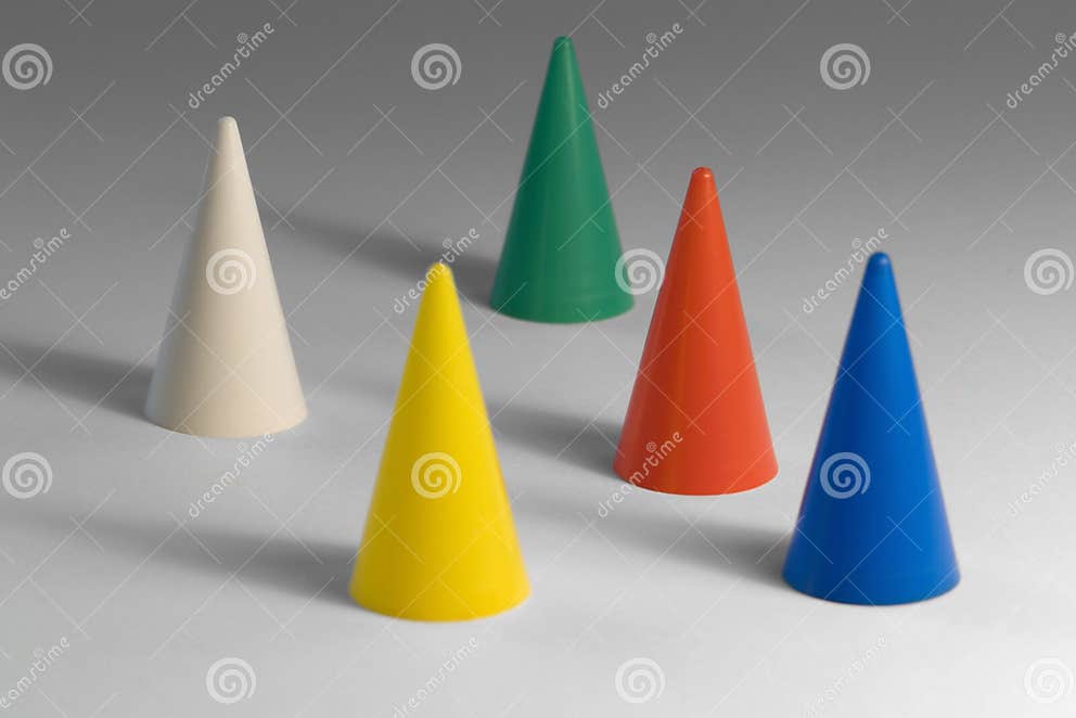 Coni di plastica colorati fotografia stock. Immagine di singolo - 25650966