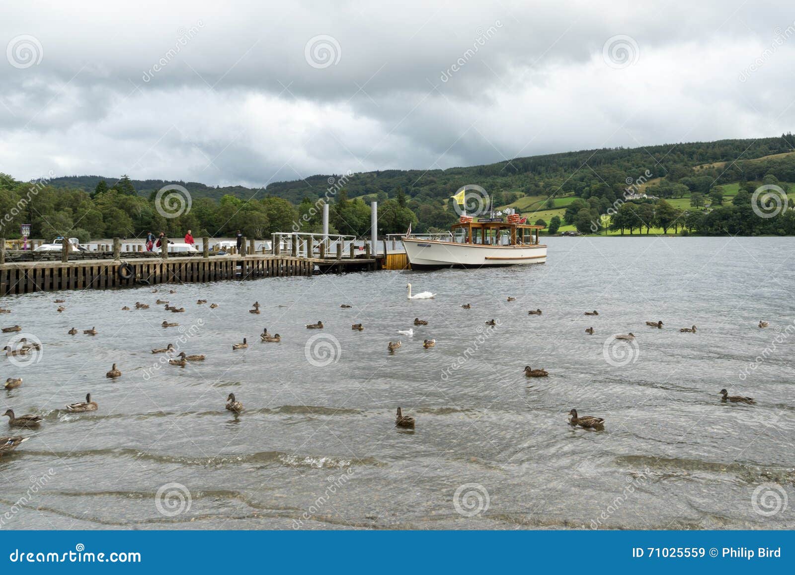 CONISTON WATER, LAKE DISTRICT/ENGLAND - AUGUST 21 : Motor Launch ...