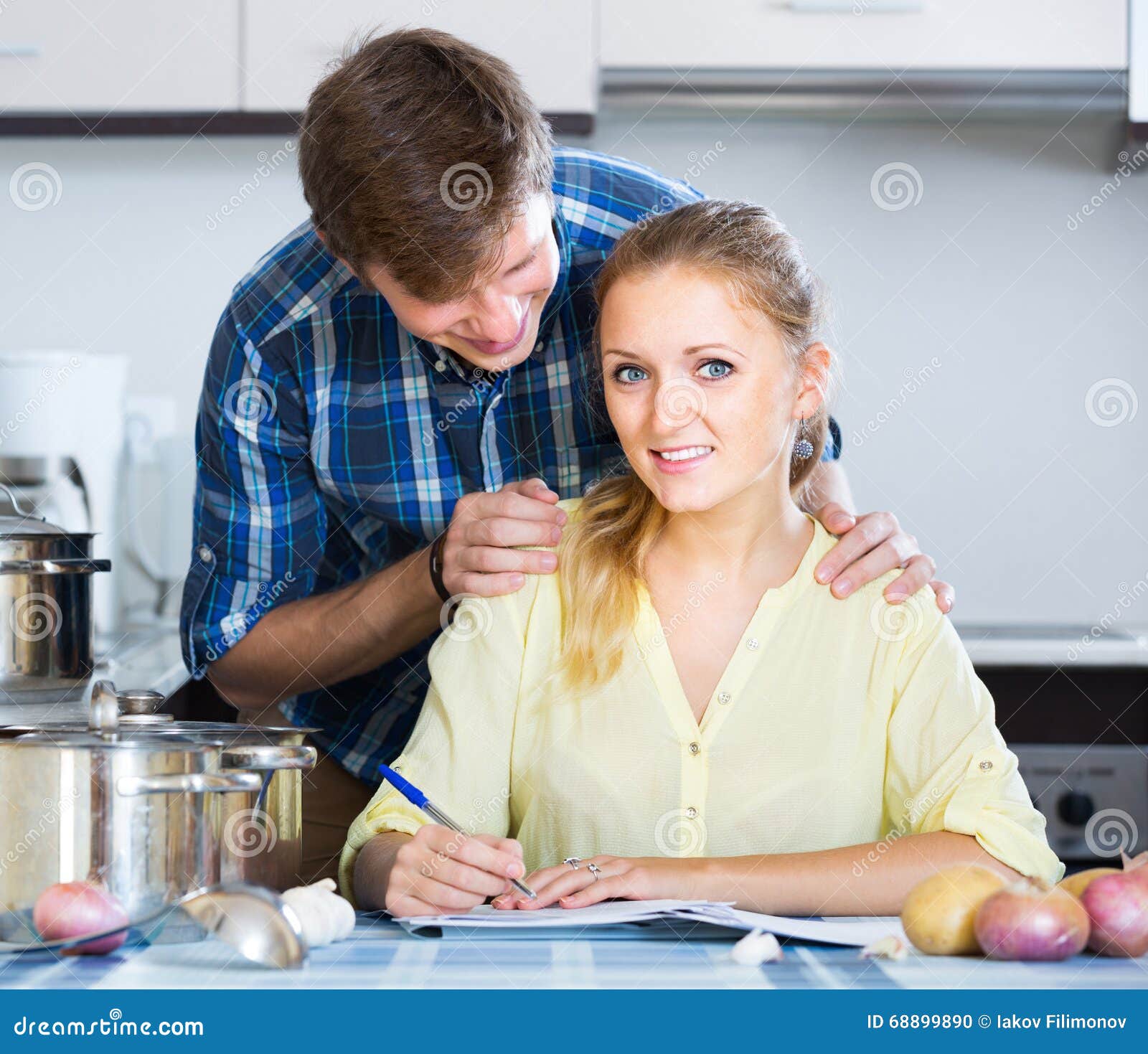 Conjoints Signant Des Formes Pour Le Compte Joint Photo stock - Image ...