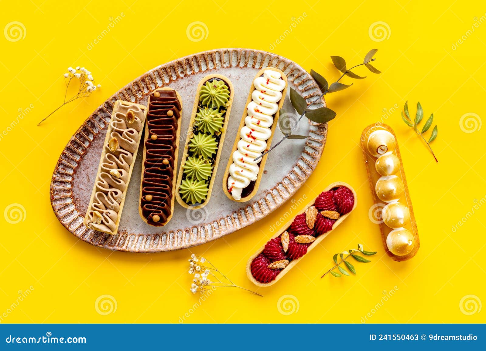 Conjunto De Deliciosos Eclairs De Postre Con Colorido Imagen de archivo ...