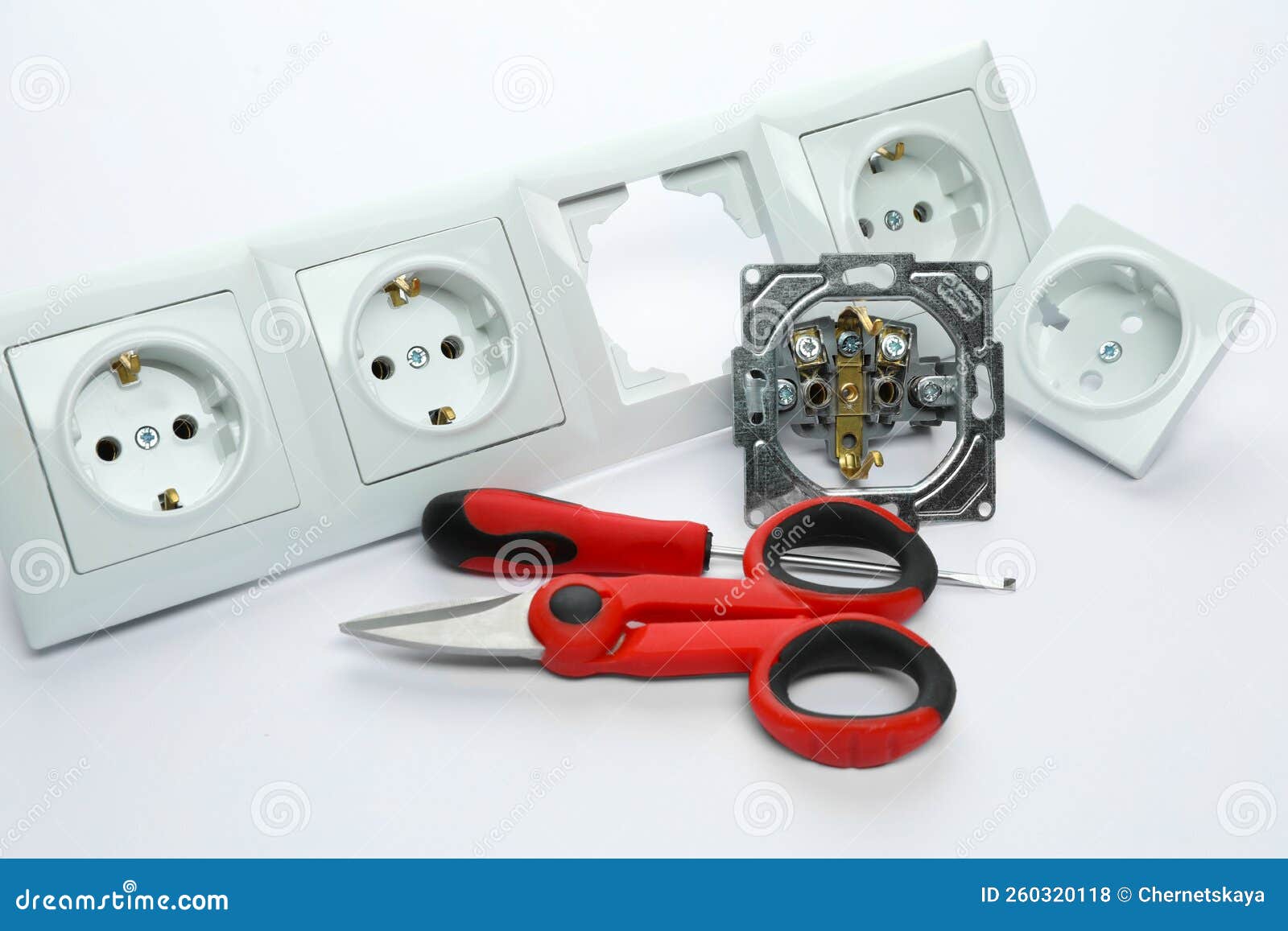 Conjunto De Enchufes Y Herramientas De Electricistas Sobre Fondo Blanco ... Conjunto De Enchufes Y Herramientas De Electricistas Sobre Fondo Blanco ...