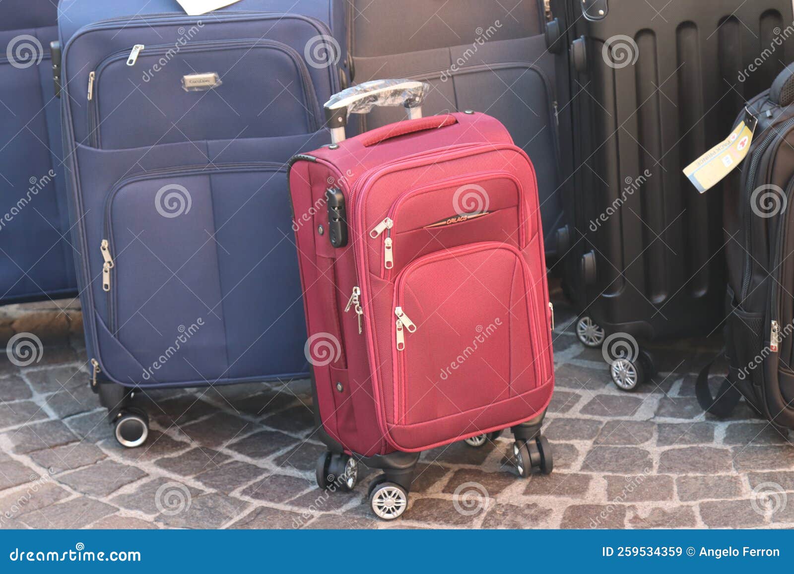 Conjunto De Maletas De Varios Colores Expuestos Imagen de archivo ...