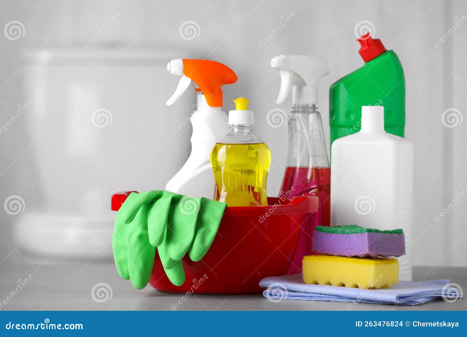 Conjunto De Material De Limpeza No Interior Da Mesa Foto de Stock ...