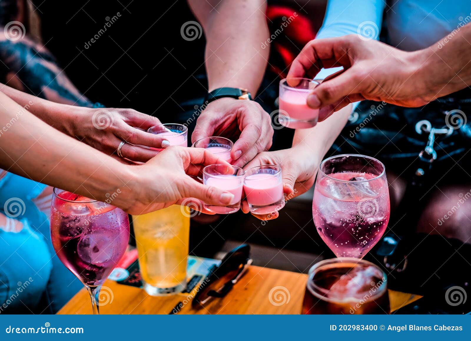 Conjunto De Pessoas Brindando Com Uma Bebida Foto de Stock - Imagem de ...