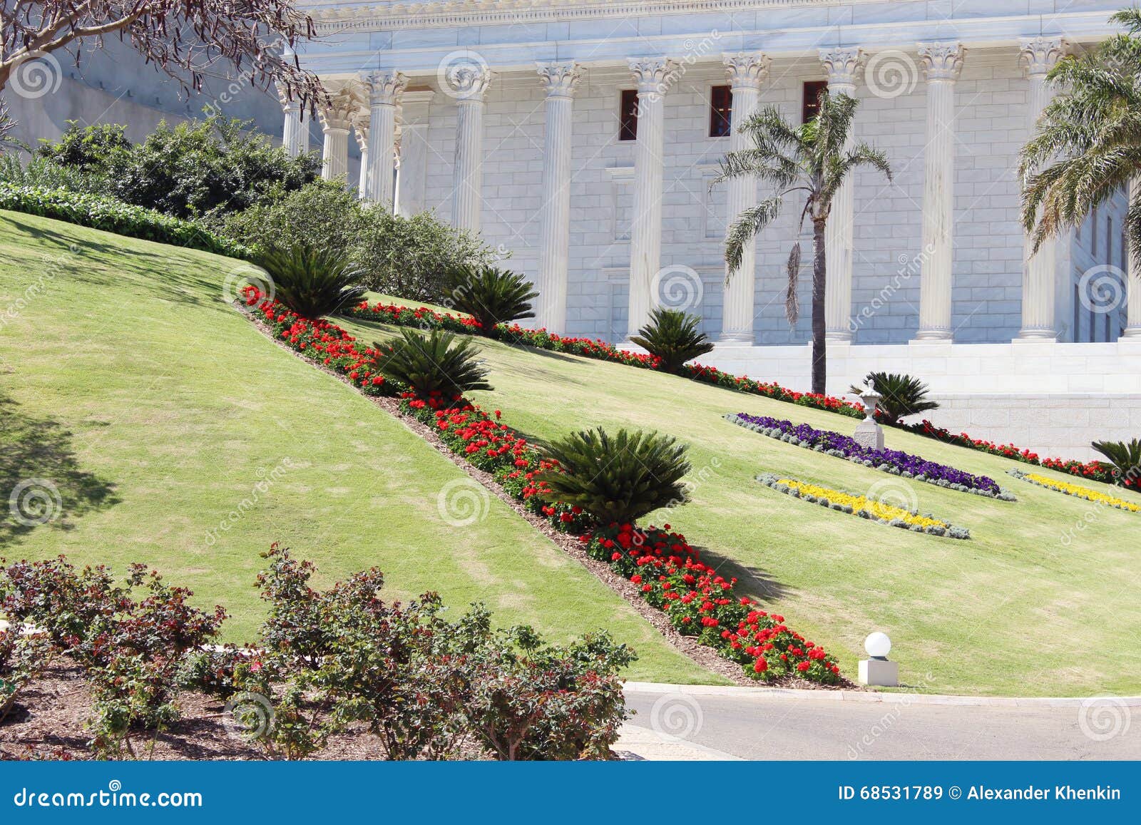 Conjunto Del Parque Con El Edificio Con Las Columnas Imagen de archivo ...