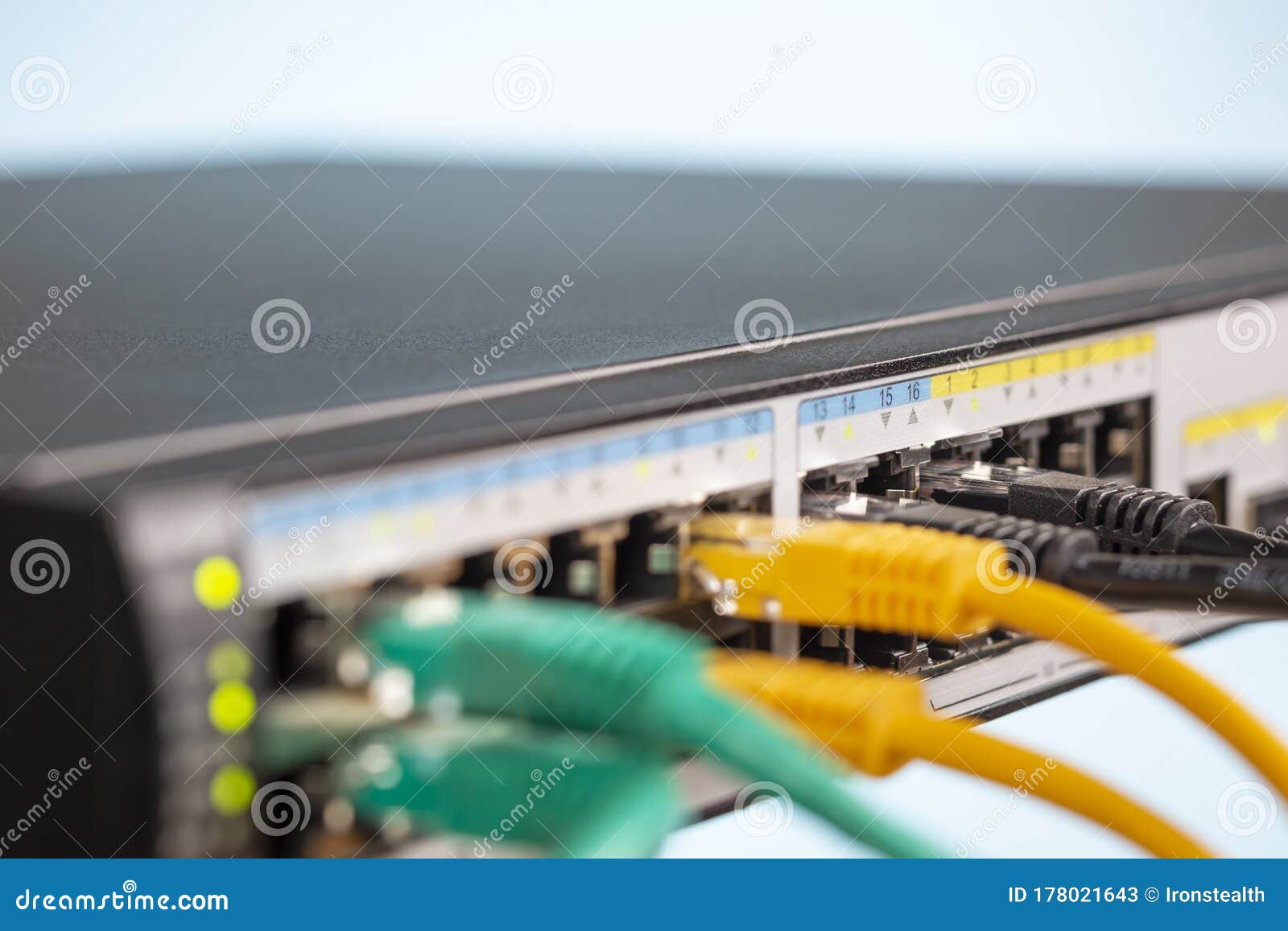 Conmutador De Red Y Cable Ethernet Diferente Conectado Imagen de ...