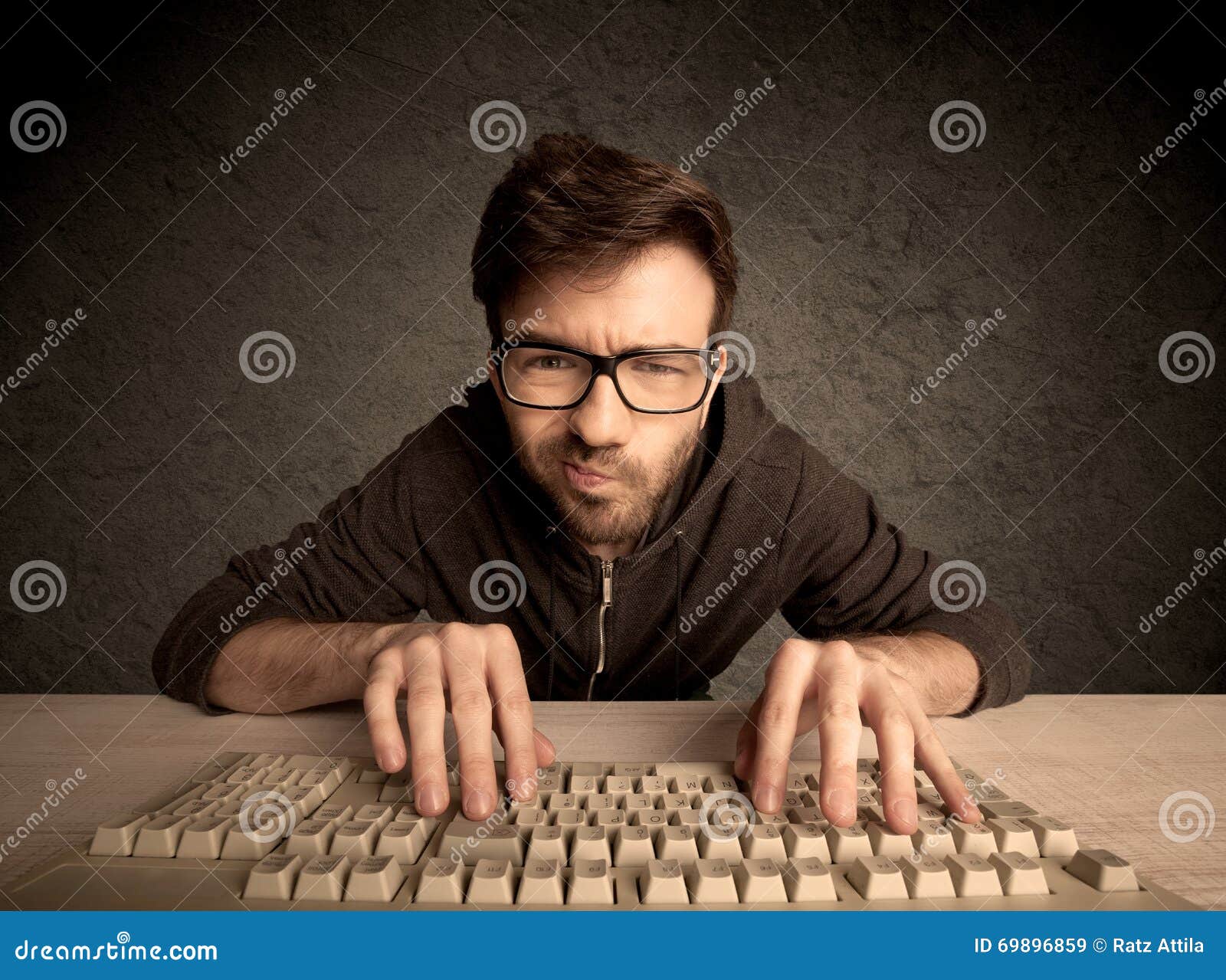 Connaisseur D'ordinateur Dactylographiant Sur Le Clavier Image stock ...