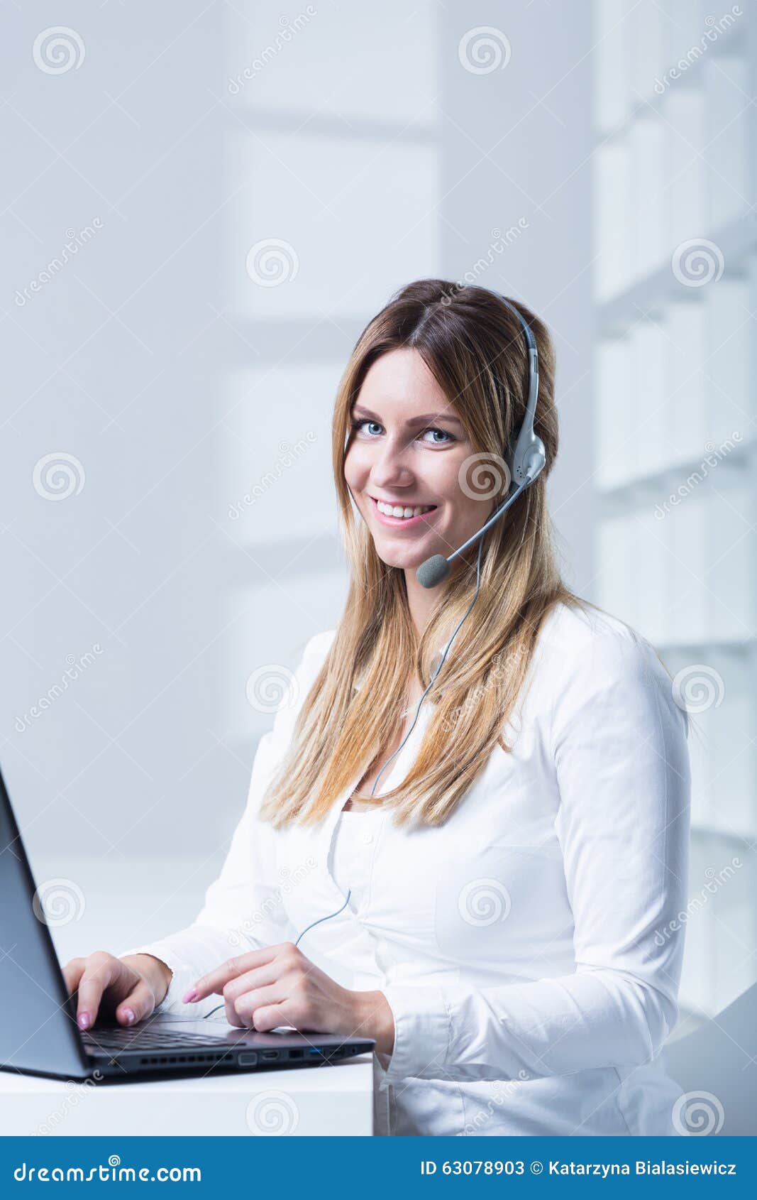 Connecting with the Customer Stock Image - Image of corporation, call ...