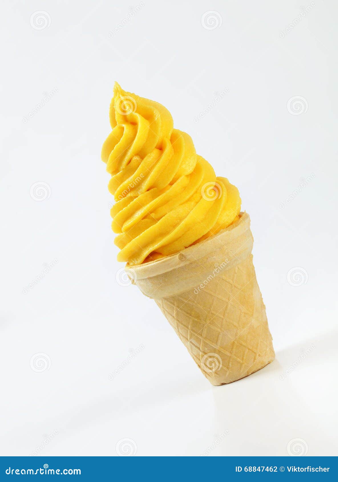 Cono de helado amarillo foto de archivo. Imagen de amarillo - 68847462