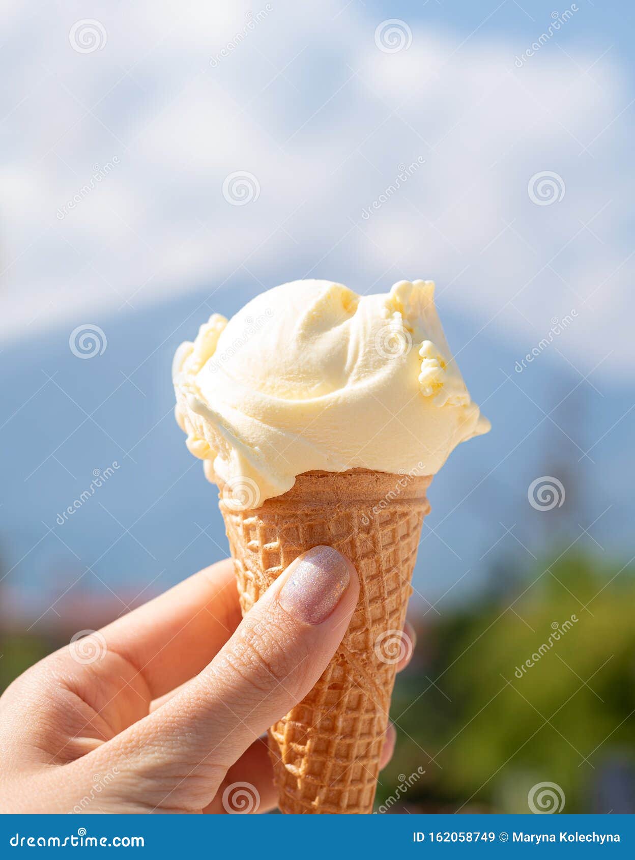Cono De Helado Amarillo En Mano Hembra Imagen de archivo - Imagen de ...
