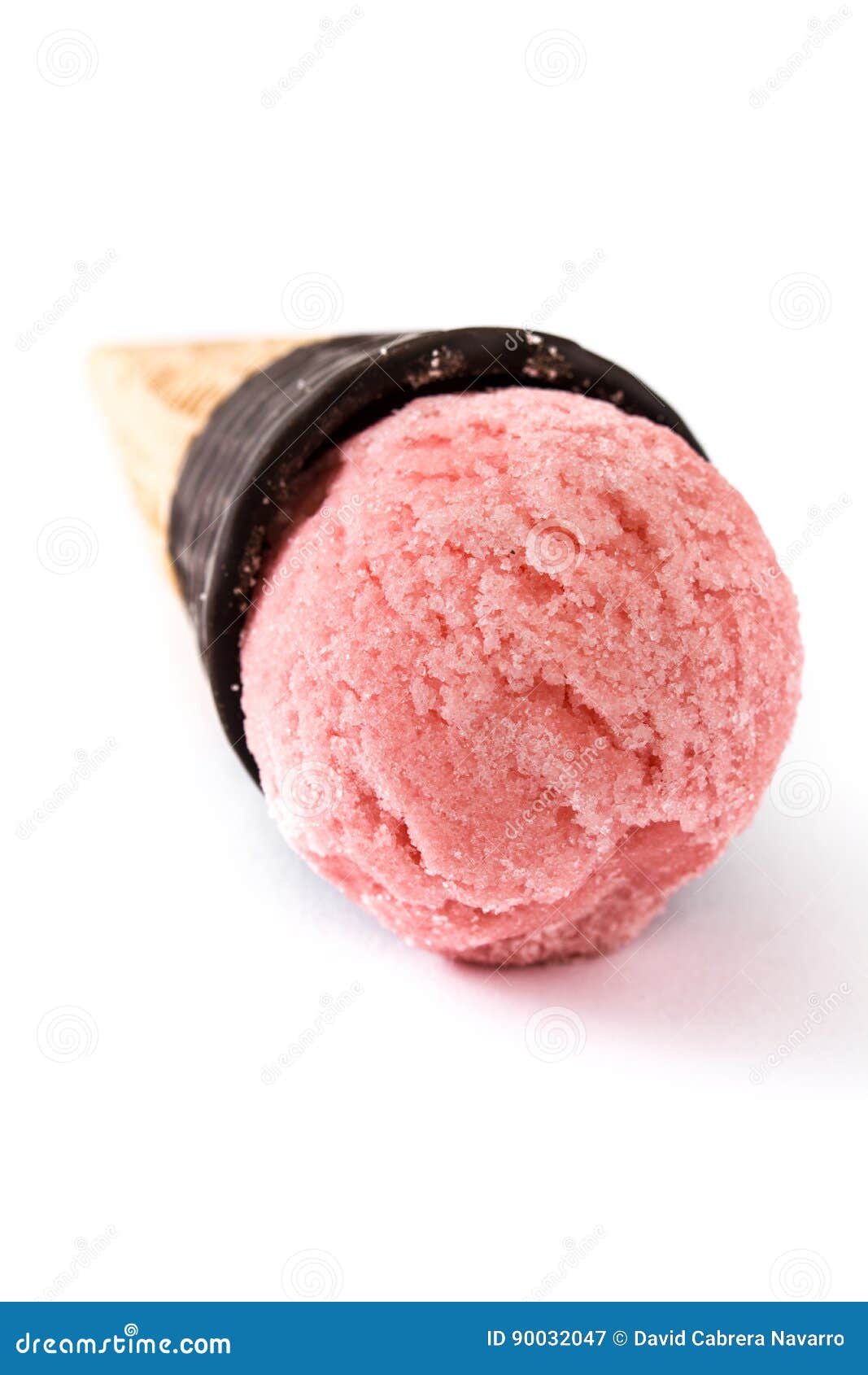 Cono de helado de fresa imagen de archivo. Imagen de fresa - 90032047