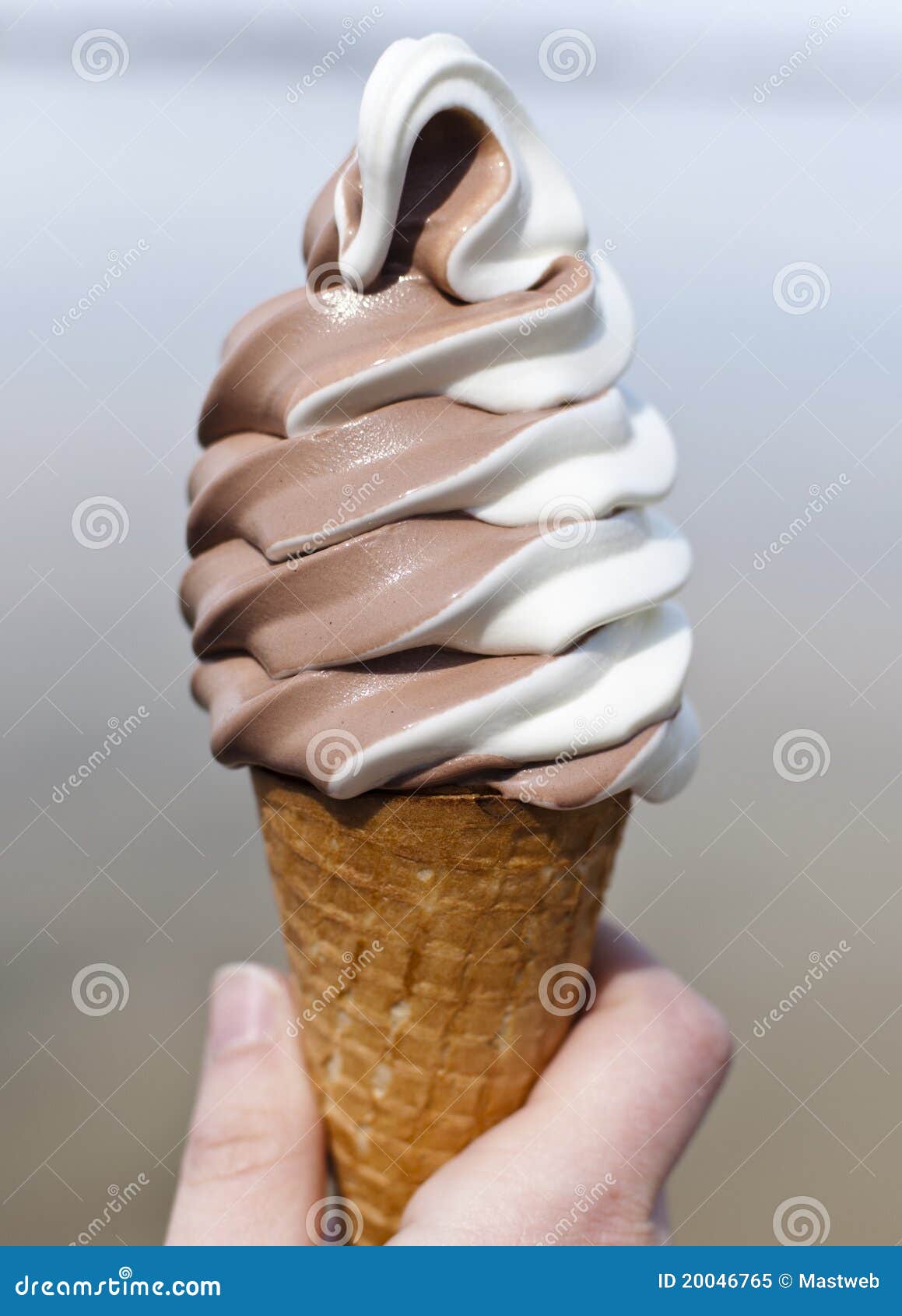 Cono De Helado De La Vainilla Y De Chocolate Foto de archivo libre de ...