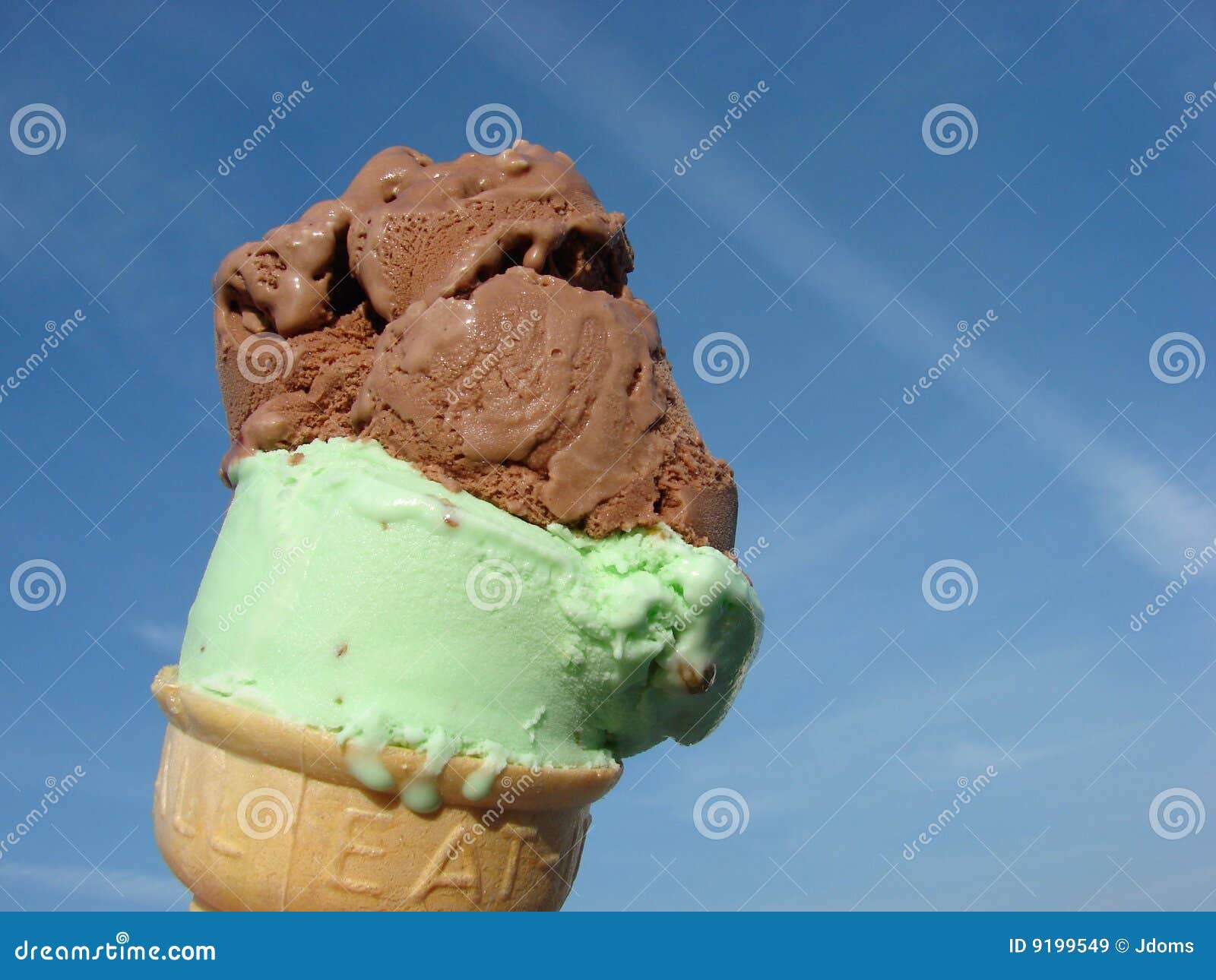 Cono De Helado Doble De La Cucharada Imagen de archivo - Imagen de ...